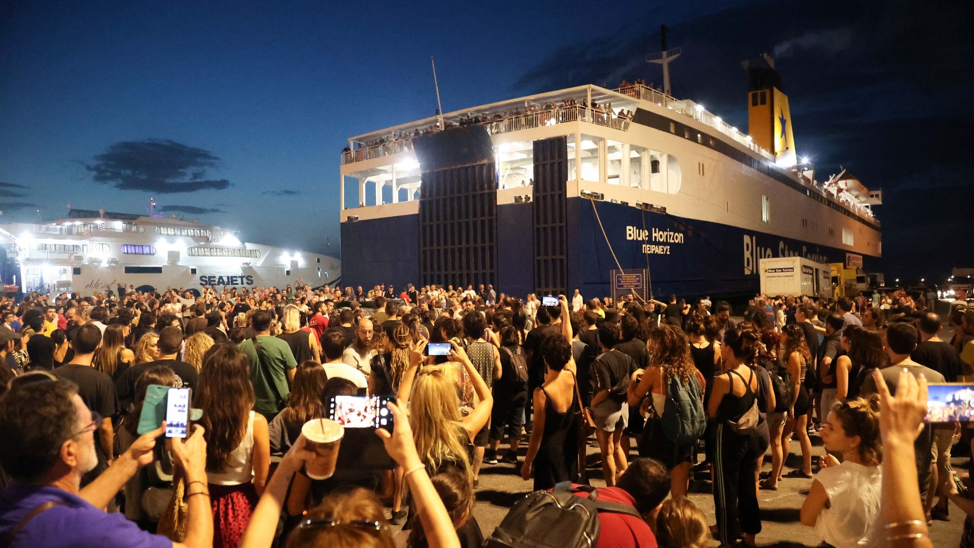 Blue Horizon: «Όσο σας βλέπουν εκνευρίζονται, καθίστε πίσω μπας και ...