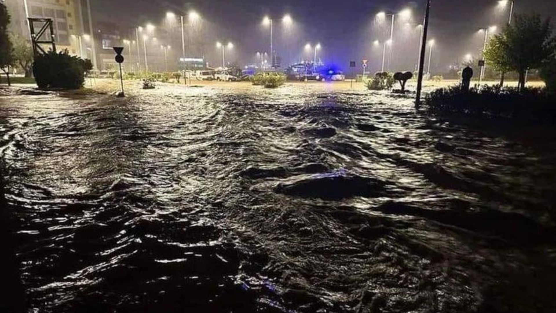 Βόλος: Κύματα σε κεντρικό δρόμο – Απίστευτη φωτογραφία | topontiki.gr