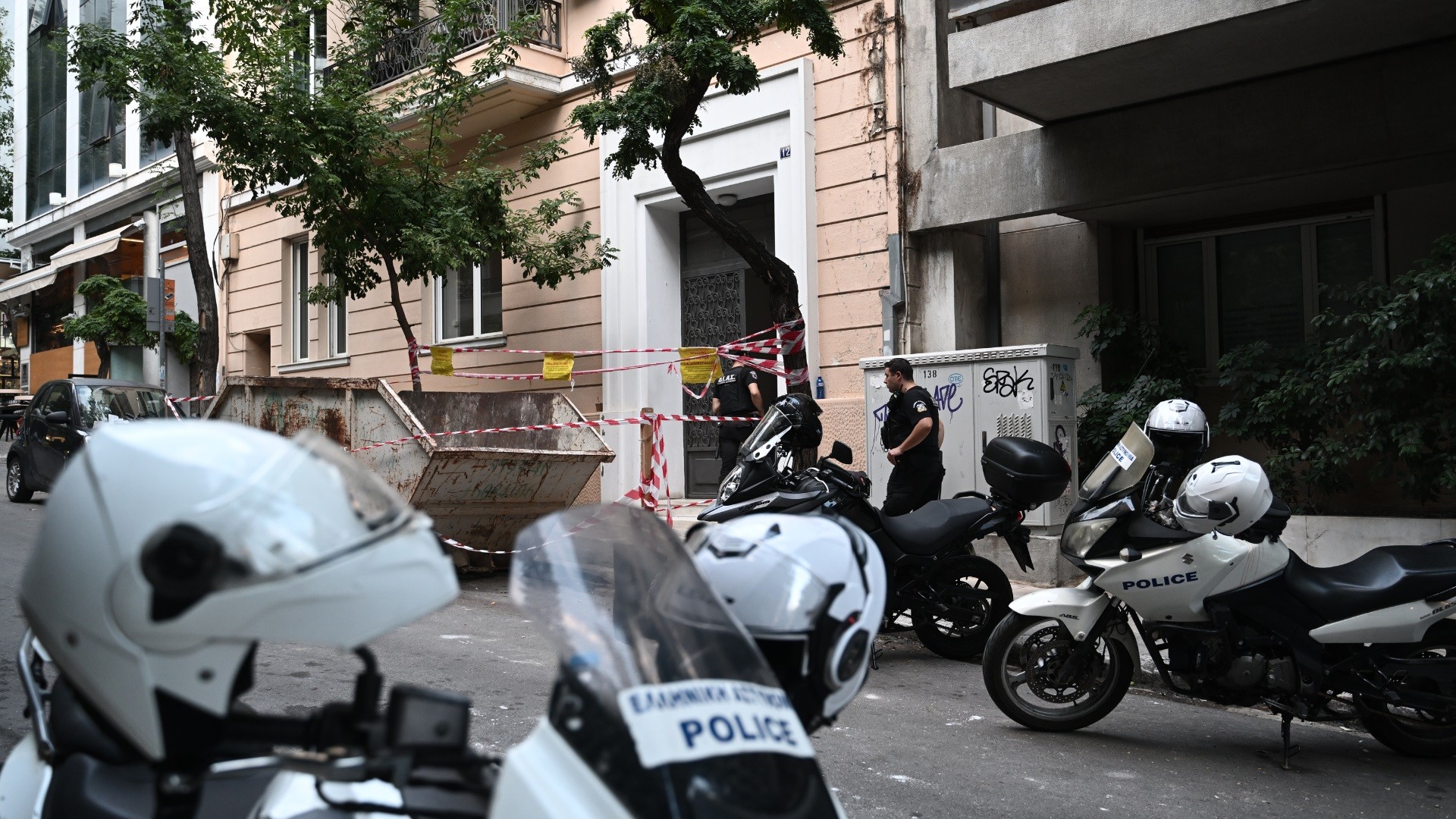 Βρέθηκε οπλοστάσιο σε αποθήκη στο Κολωνάκι – Εντοπίστηκαν καραμπίνες ...