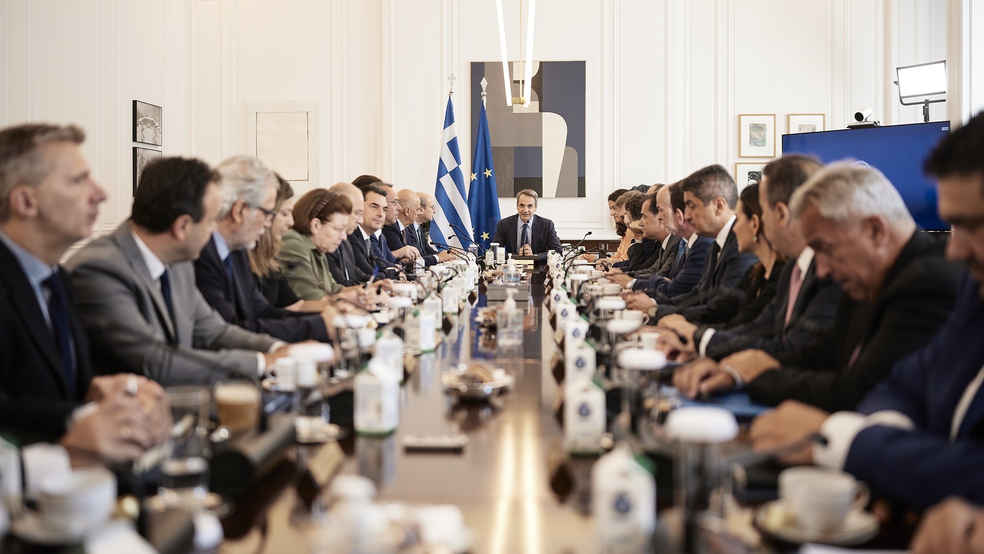 Μητσοτάκης στο Υπουργικό: «Πρέπει να ξαναχτίσουμε καλύτερα από ό,τι ...