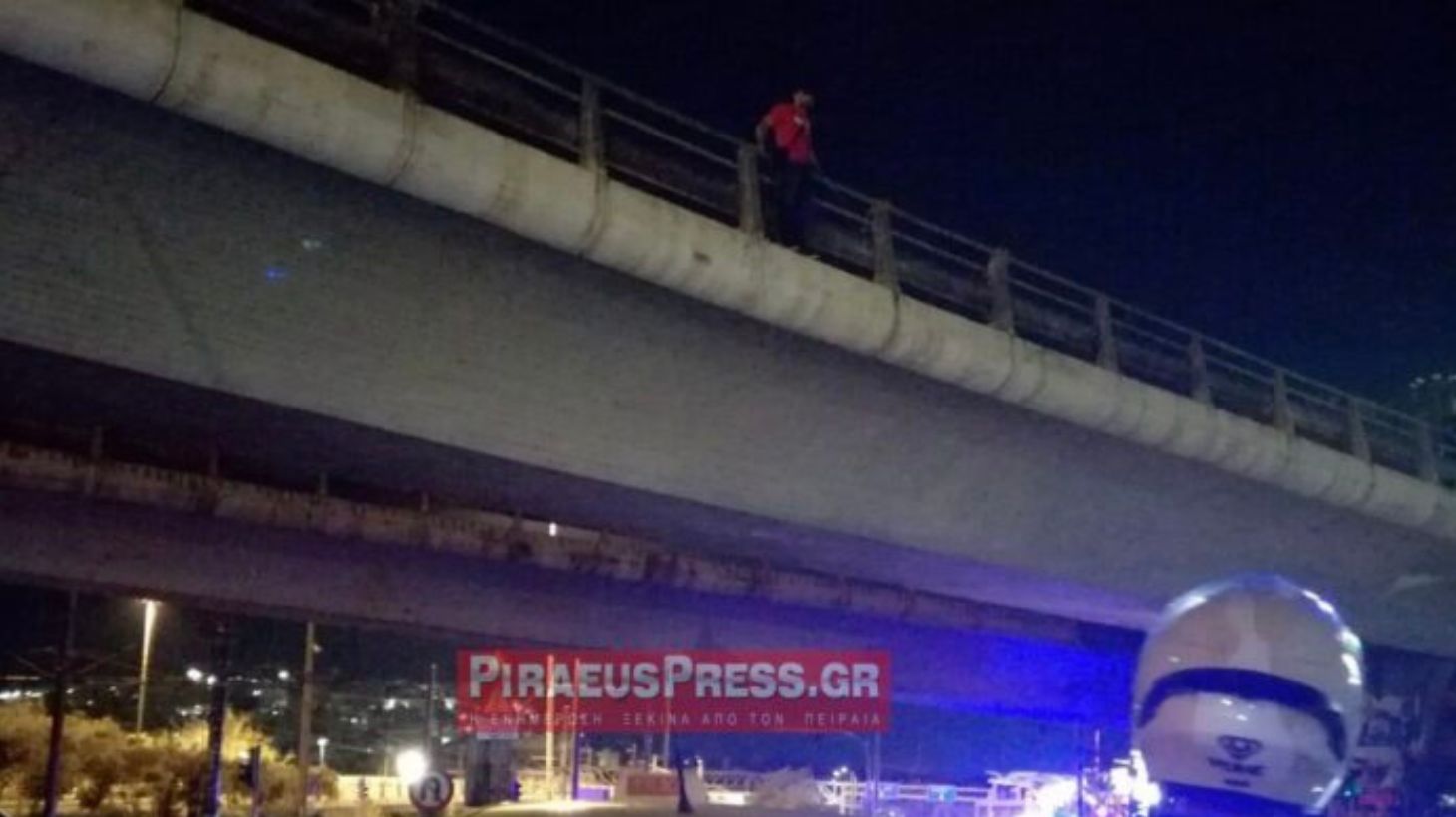 Νέο Φάληρο: Άνδρας απειλεί να πέσει από τη γέφυρα στο Καραϊσκάκη ...