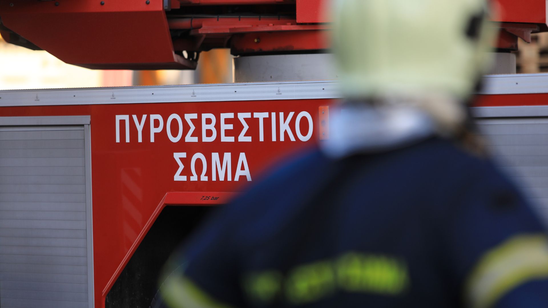 Κάτω Πατήσια: Αυτοκίνητα τυλίχτηκαν στις φλόγες | topontiki.gr