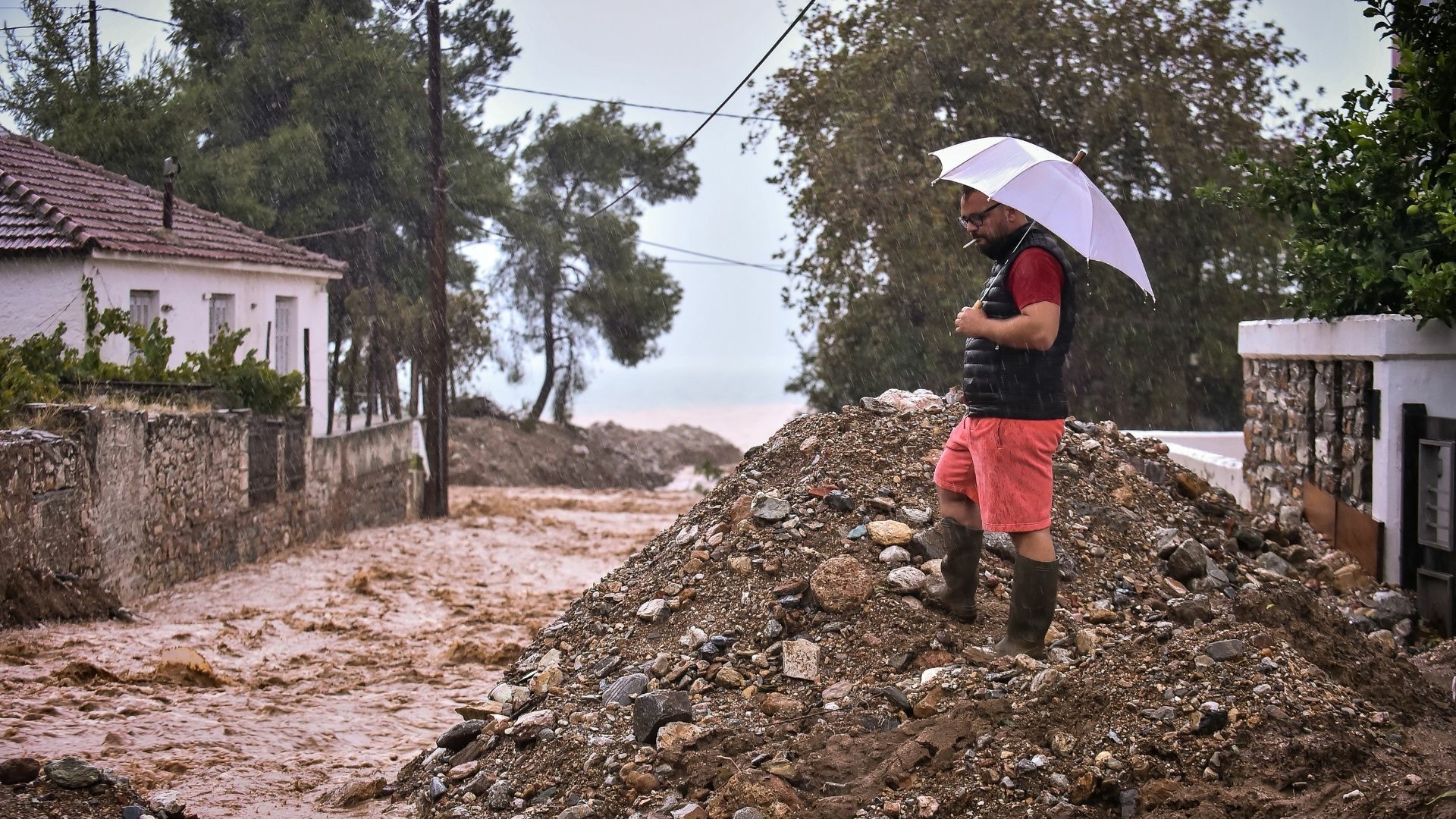 Κακοκαιρία Elias: Χωρίς ρεύμα και νερό ο Βόλος, απαγόρευση κυκλοφορίας ...