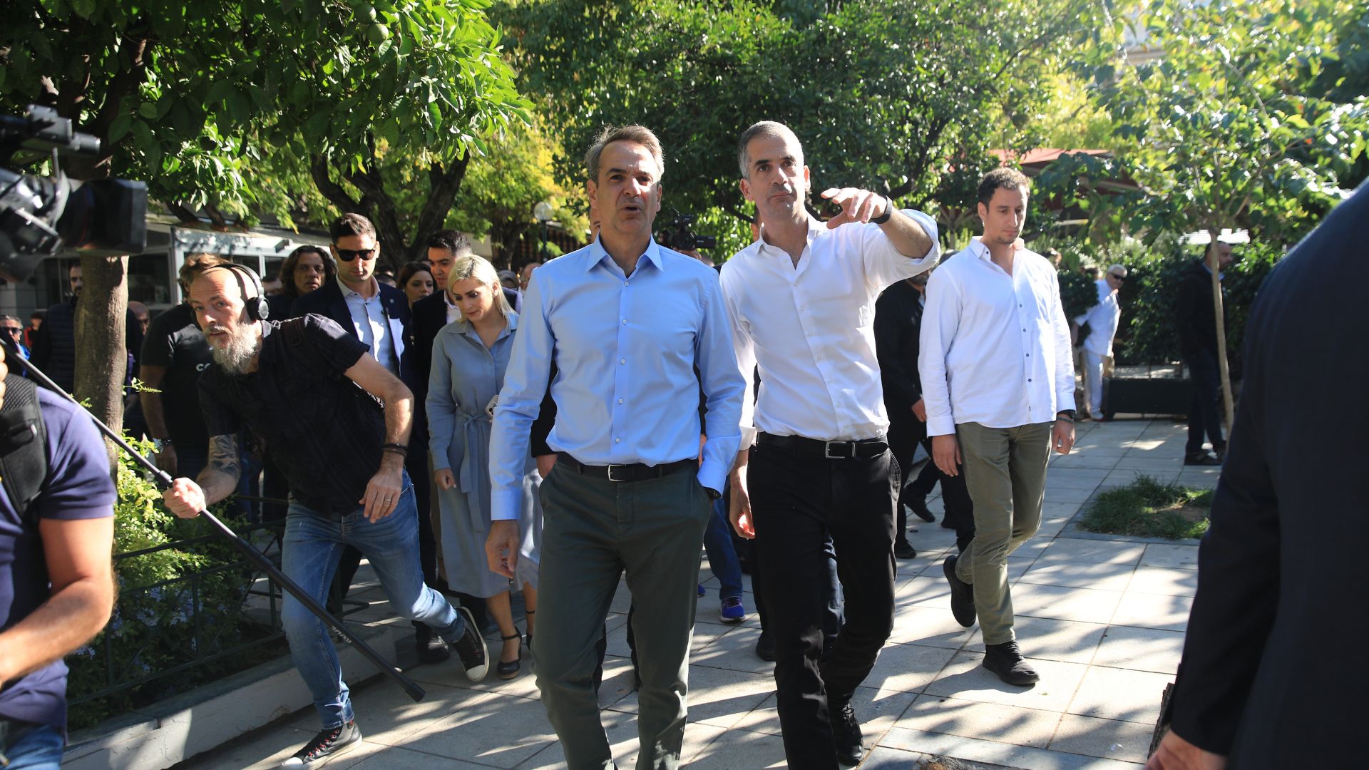 Στο πλευρό του Μπακογιάννη ο Μητσοτάκης στην πλατεία Βικτωρίας: Είμαι ...