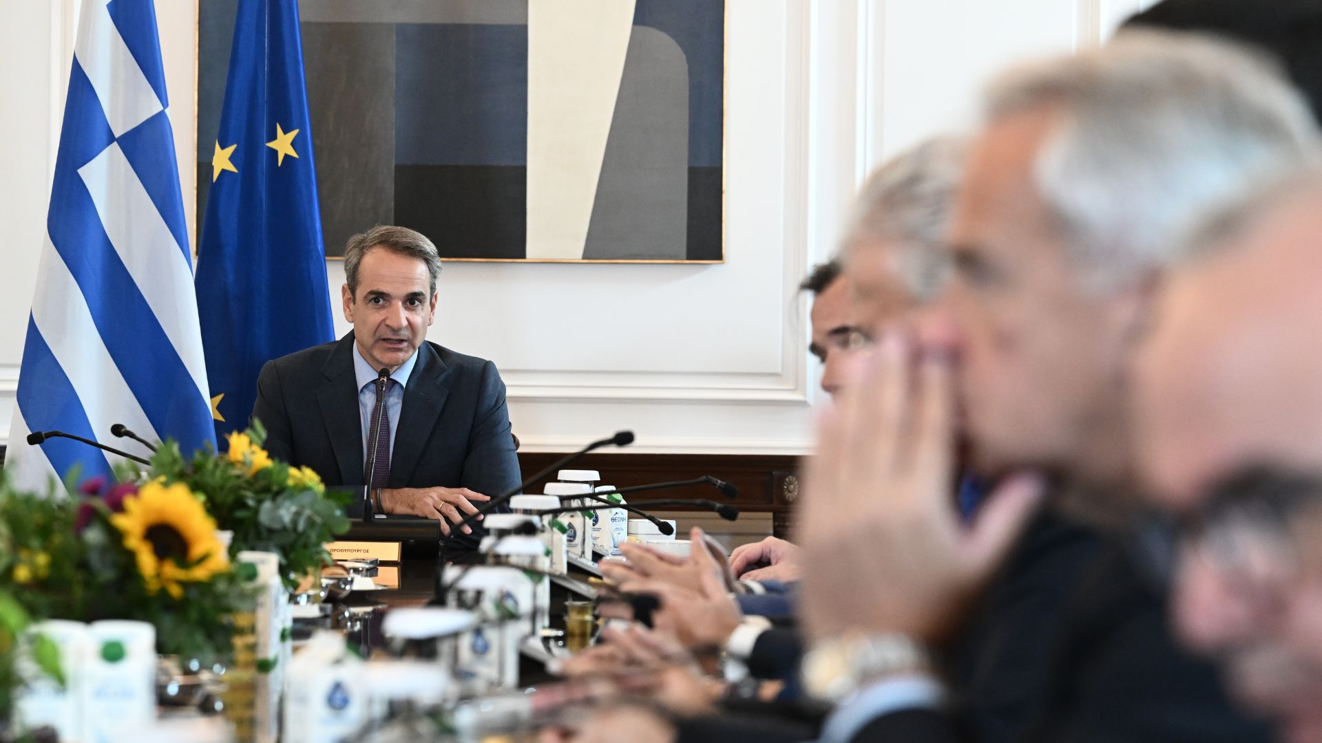 Η καθημερινότητα, ο ανασχηματισμός και τα Τέμπη έρχονται να ταράξουν ...