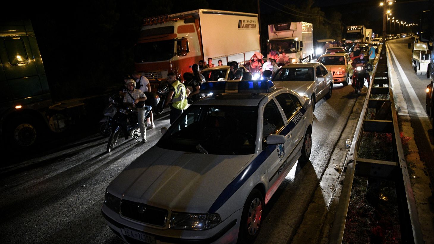 Διακοπή κυκλοφορίας στην παλαιά εθνική οδό Αθηνών-Θηβών λόγω ανατροπής ...