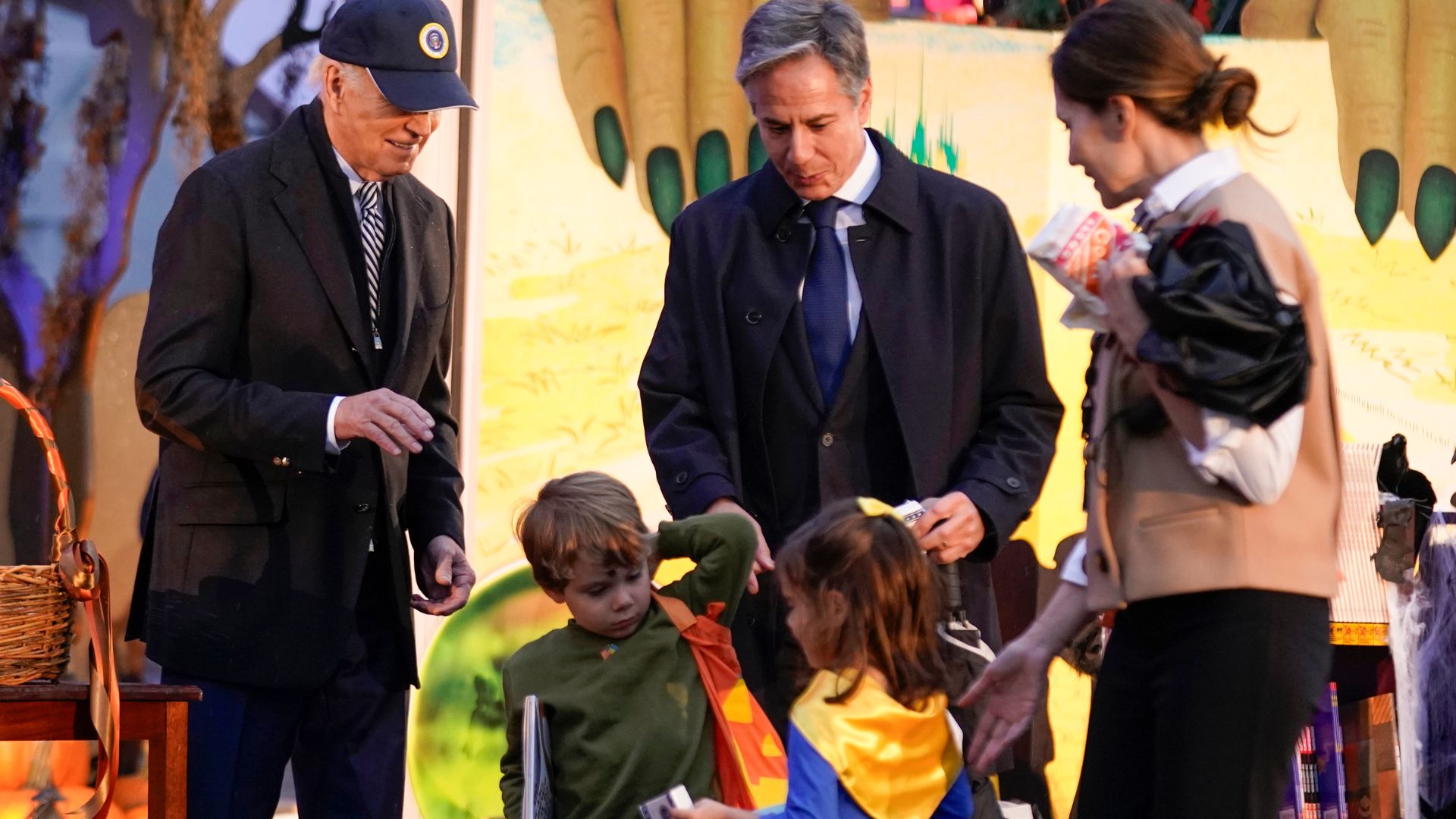 «Ζελένσκι» έντυσε τον γιο του o Μπλίνκεν: Δεν έφυγε με… άδεια χέρια από ...