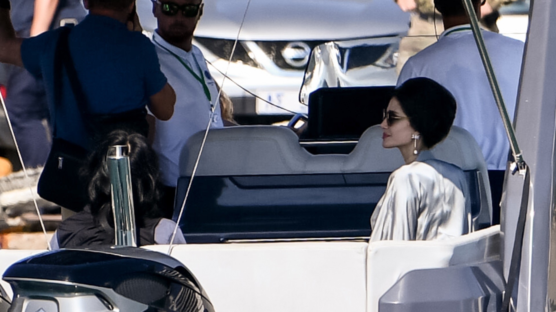 Angelina Jolie: Εικόνες από τα γυρίσματα της ταινίας «Maria» στον Πύργο ...