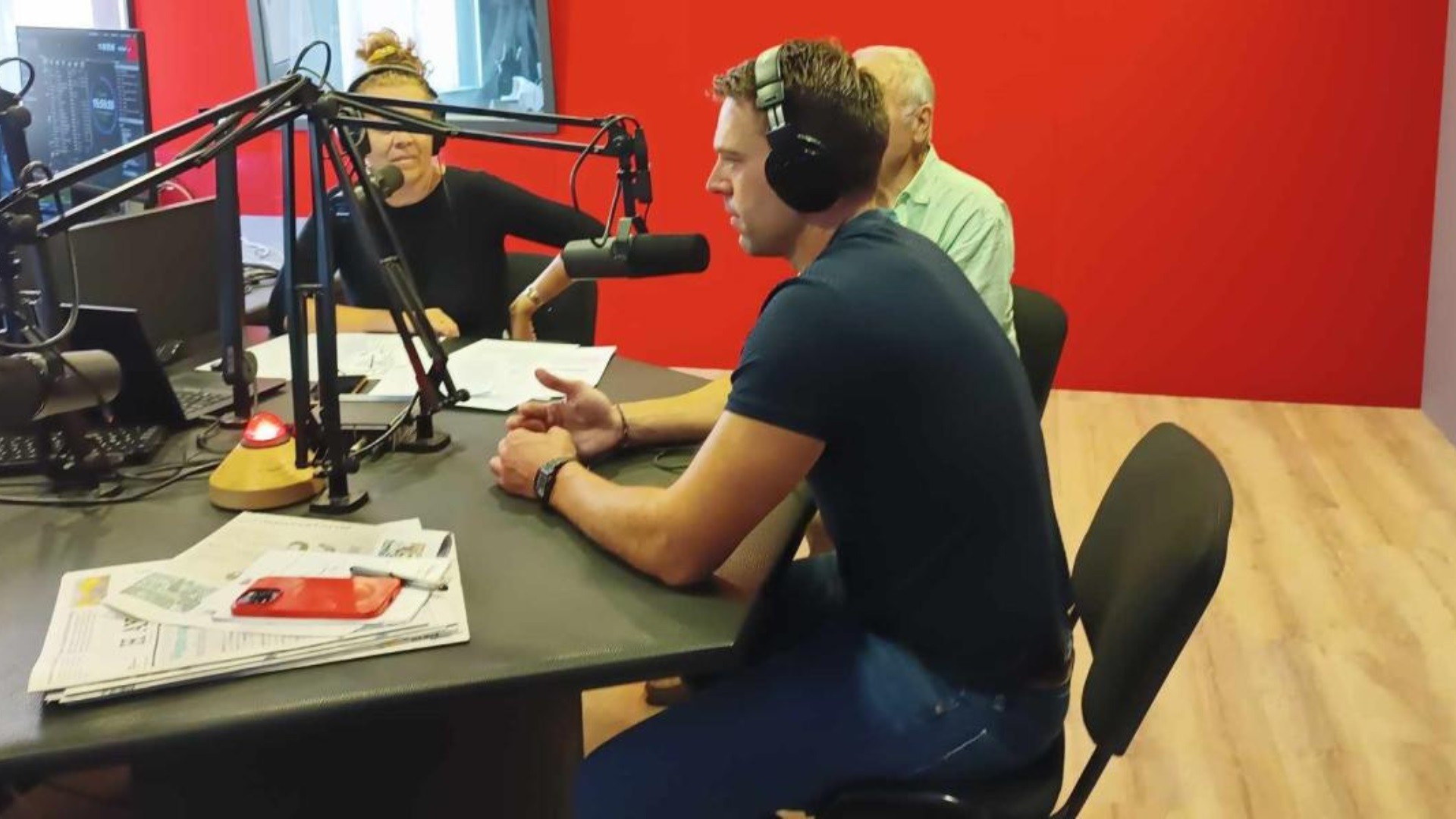 Άναυδοι στο Κόκκινο 105.5 και την Αυγή με το αιφνιδιαστικό ντου του ...