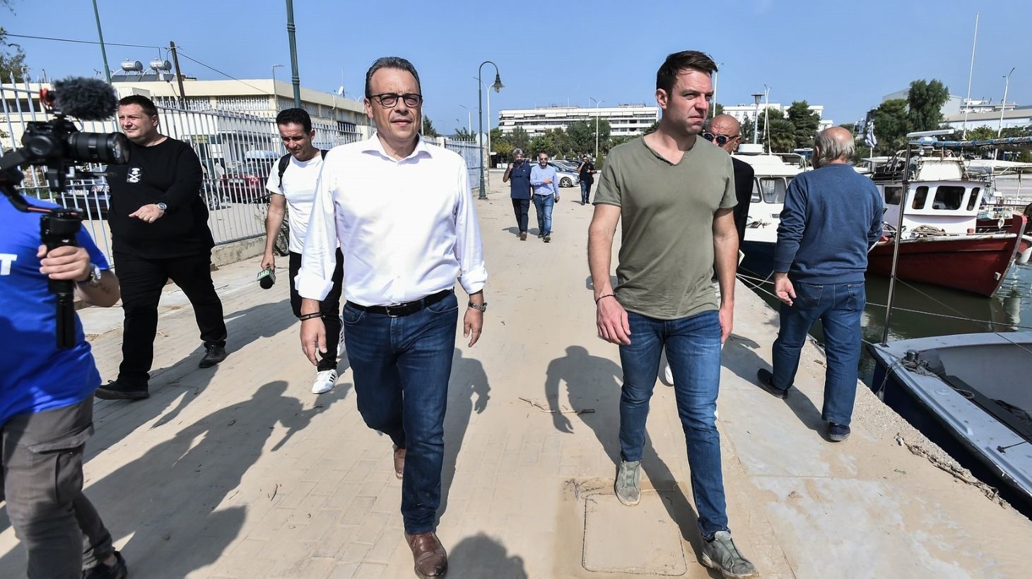 Στον Βόλο ο Στέφανος Κασσελάκης: Έκκληση για βοήθεια – Έβαλε γαλότσες ...
