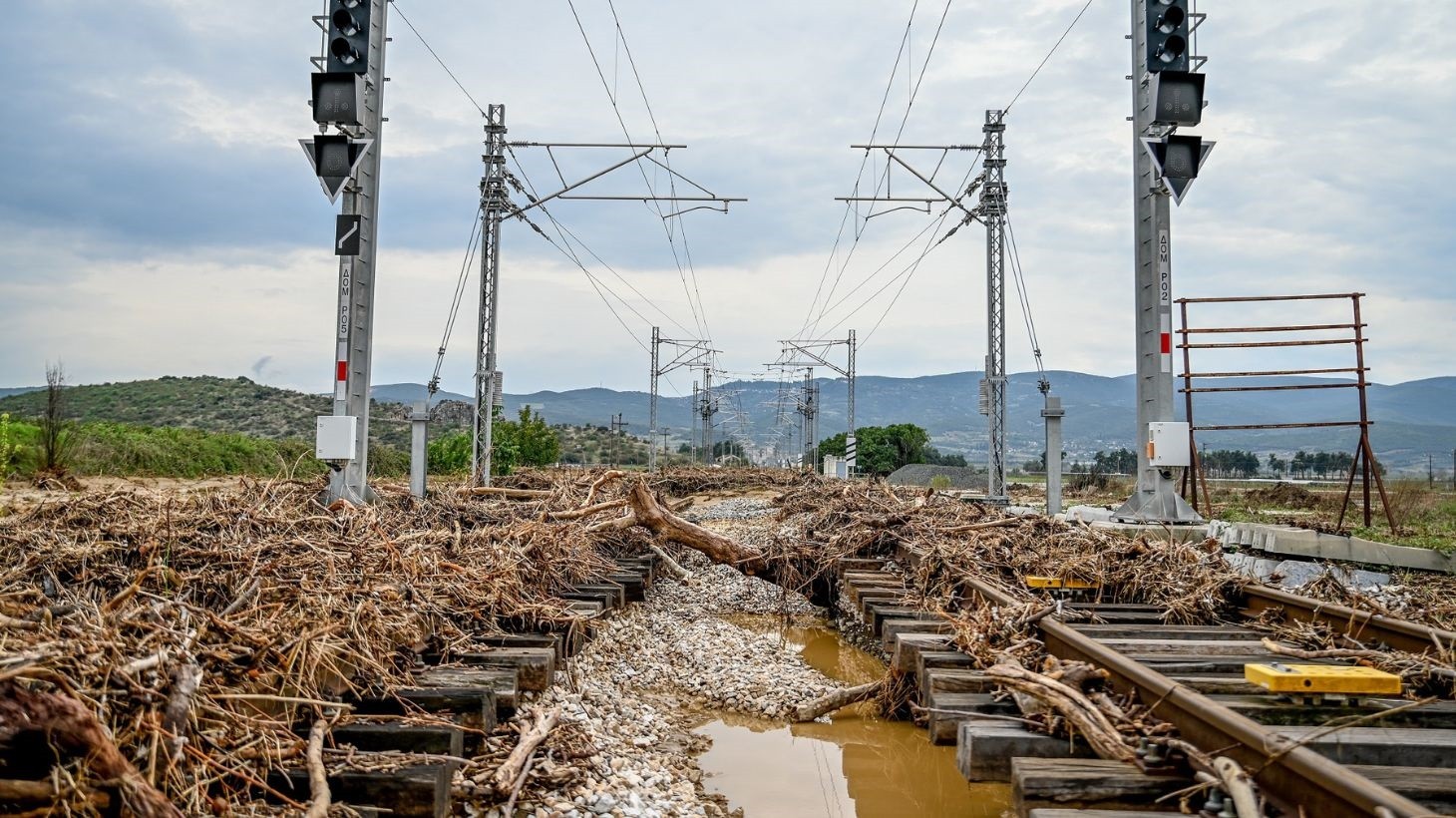 Κακοκαιρίες Daniel – Elias: Τεράστιες καταστροφές στο σιδηροδρομικό ...