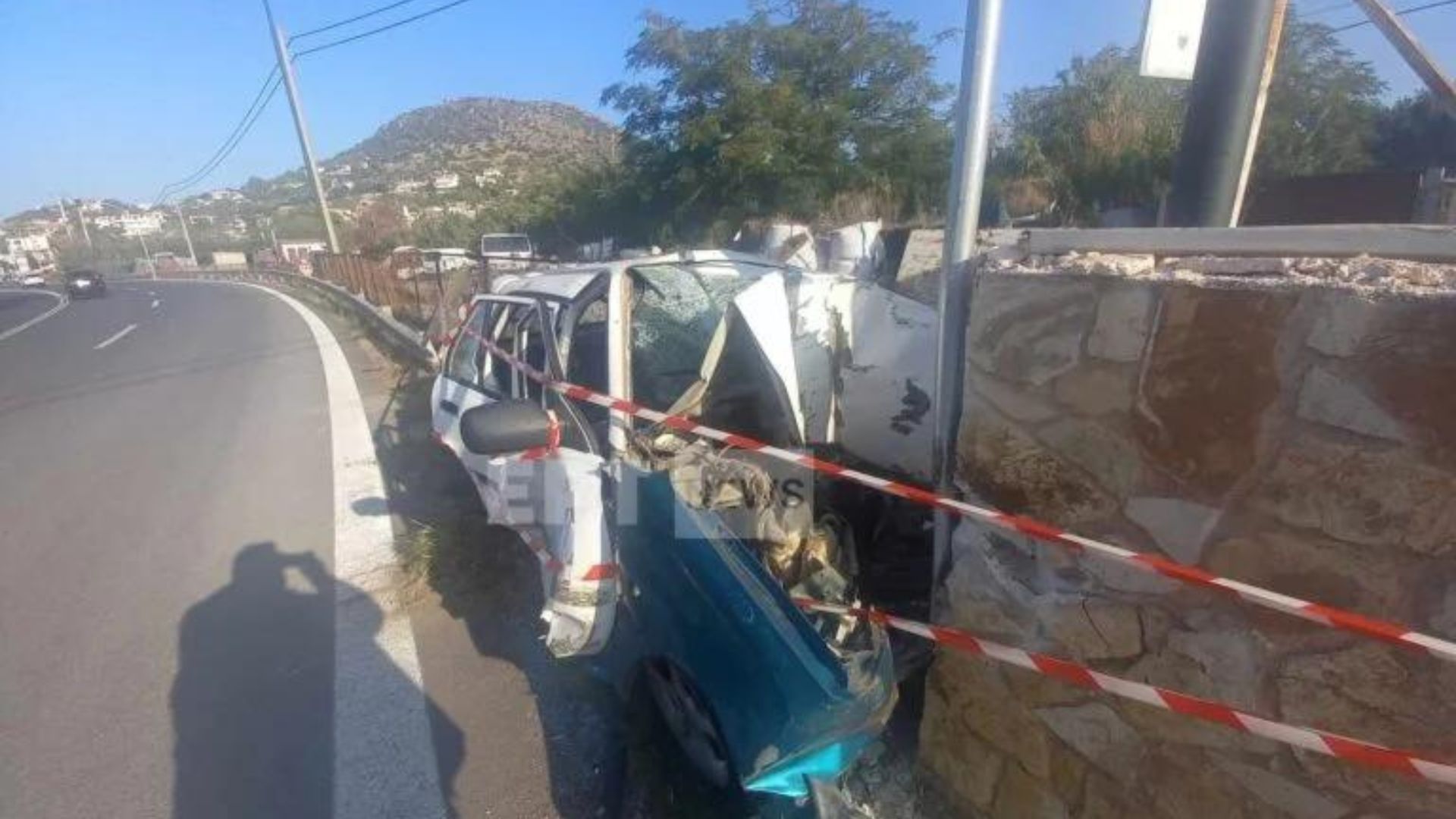 Τροχαίο στην Αθηνών-Σουνίου: ΙΧ «καρφώθηκε» σε τοίχο (Photo/Video ...
