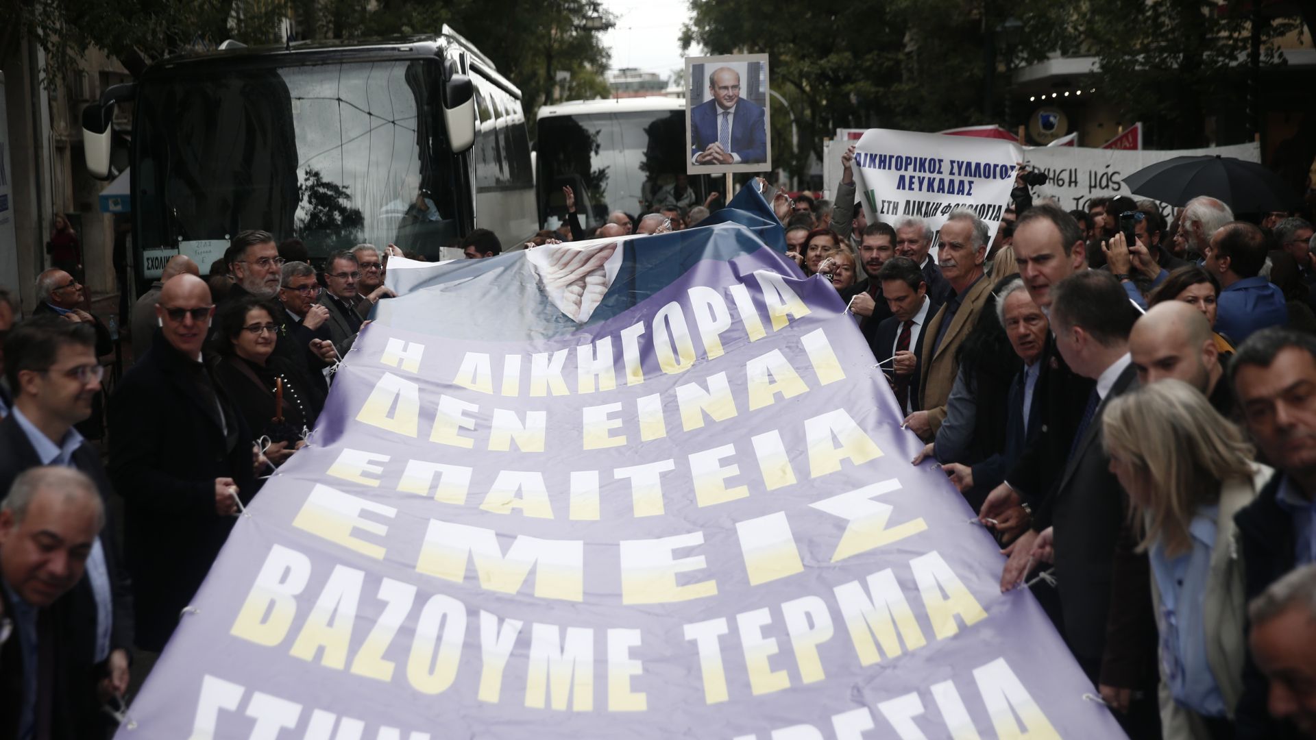 Σε πανελλαδική αποχή τη Δευτέρα καλεί η Ολομέλεια των Δικηγορικών ...