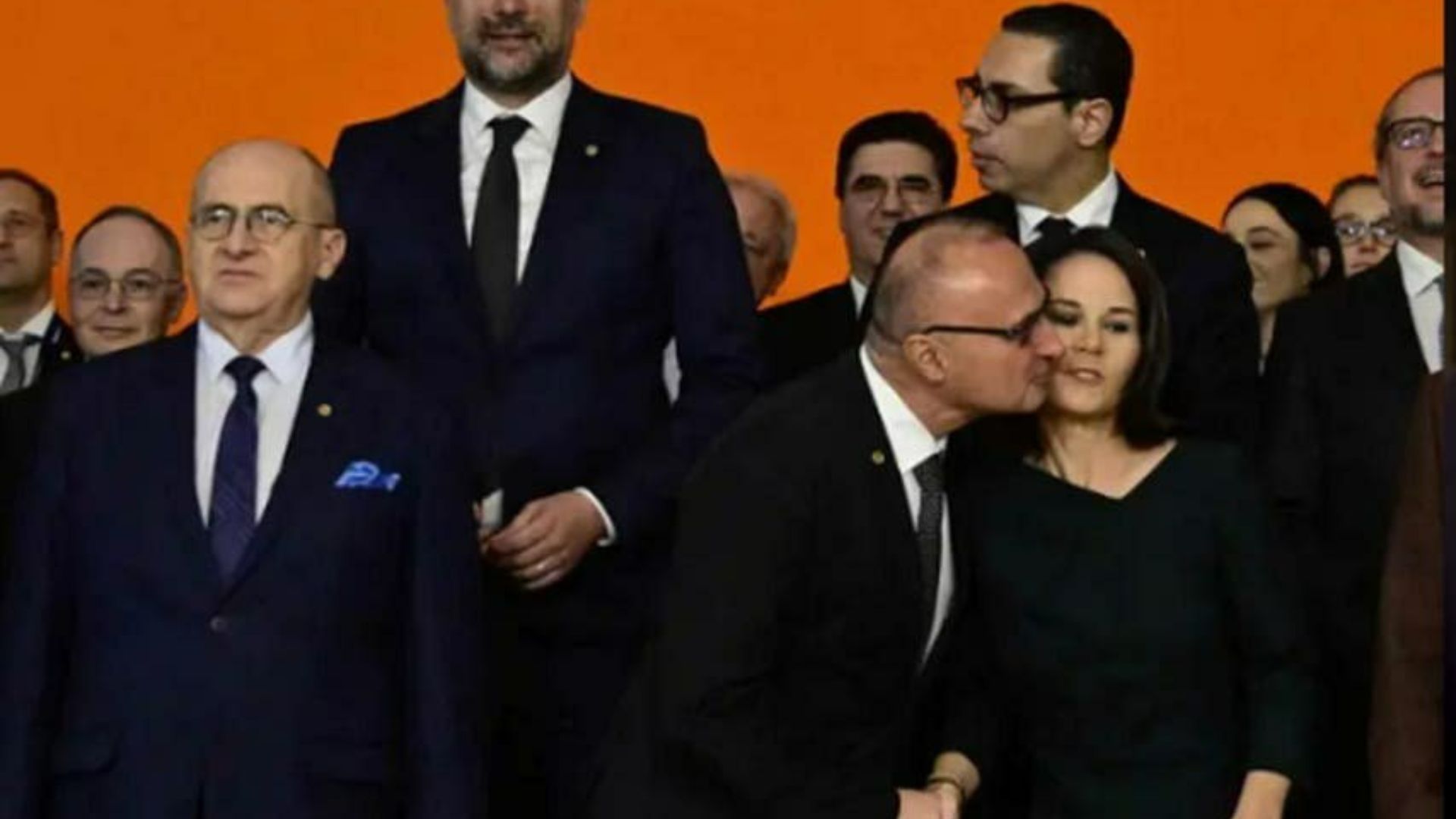 Παραλίγο… διπλωματικό επεισόδιο λόγω ανάρμοστου φιλιού στη Σύνοδο ...