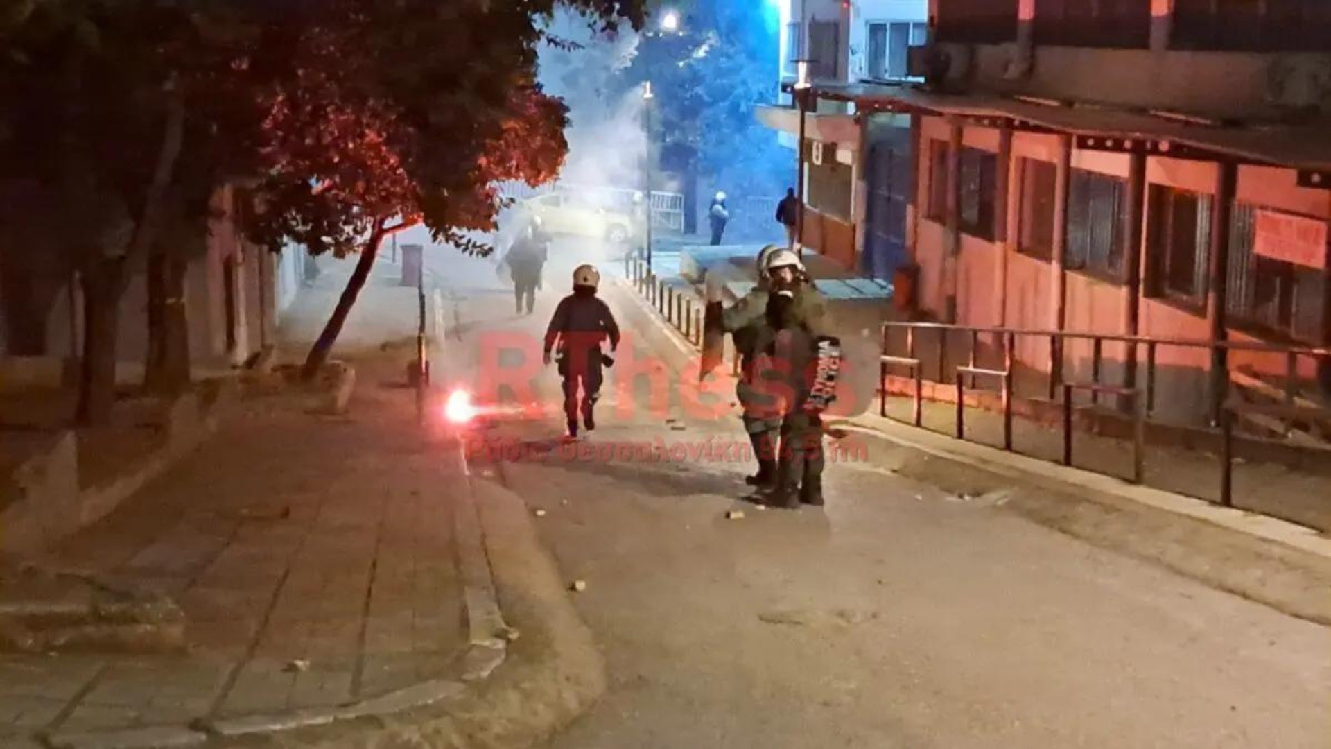 Θεσσαλονίκη: Επεισόδια μεταξύ αντιεξουσιαστών και ΜΑΤ στο ΑΠΘ μετά την ...