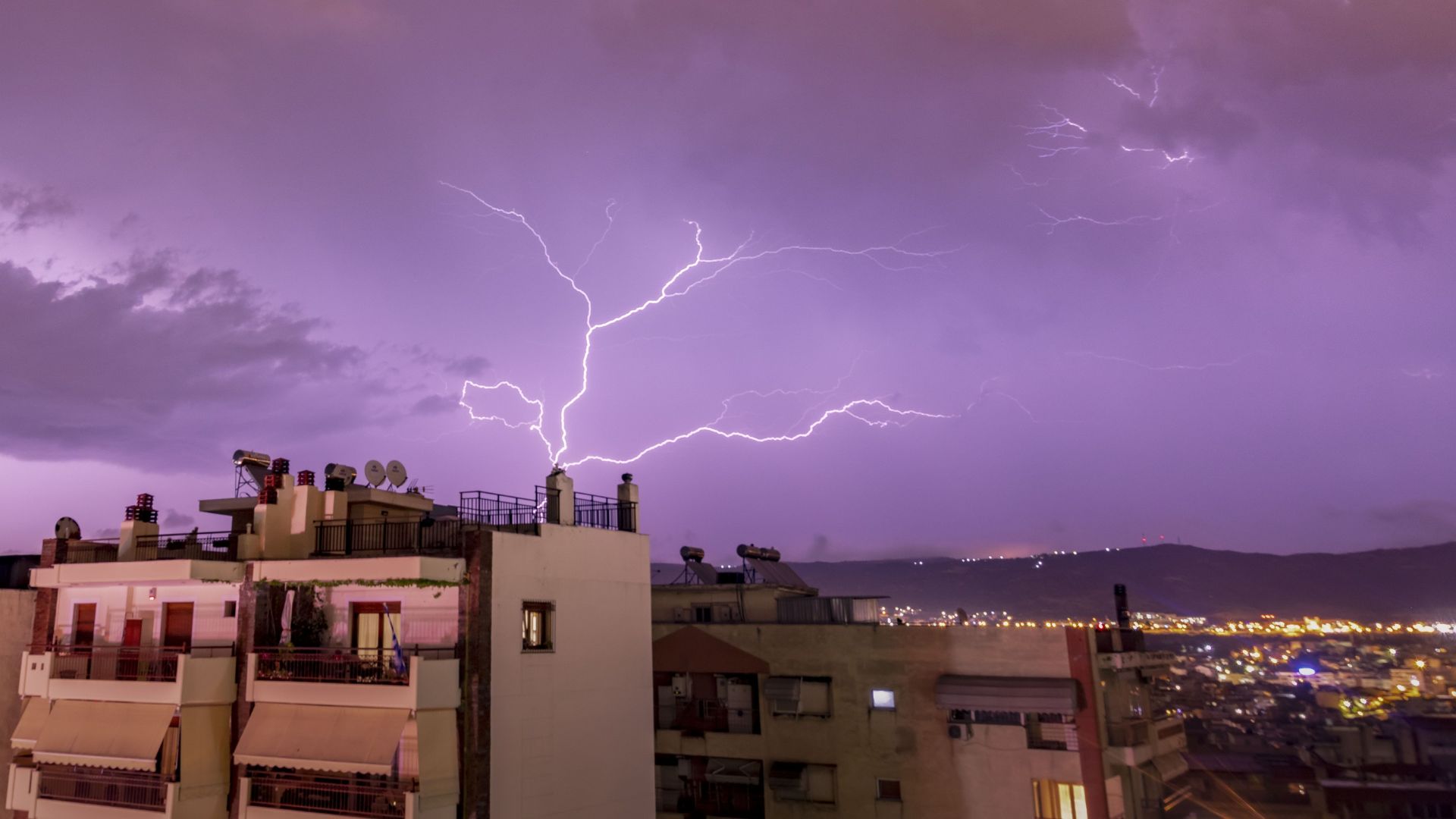 Έρχεται μίνι κακοκαιρία σε 2 δόσεις: Σε ποιες περιοχές αναμένονται ...