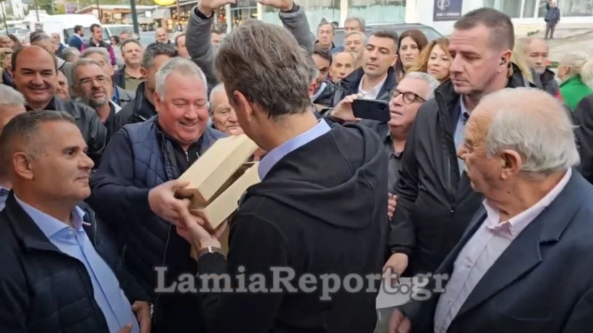 Μητσοτάκης: Του έκαναν δώρο ένα…κασελάκι στα Καμένα Βούρλα – Η ...