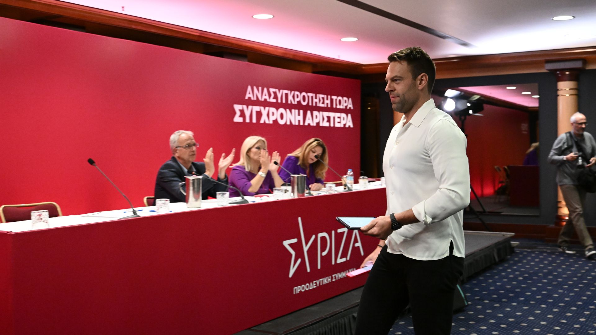 Ο Τσακαλώτος ως Κρίσνα, η Έφη και οι δελφίνοι Χαρίτσης και Τεμπονέρας ...