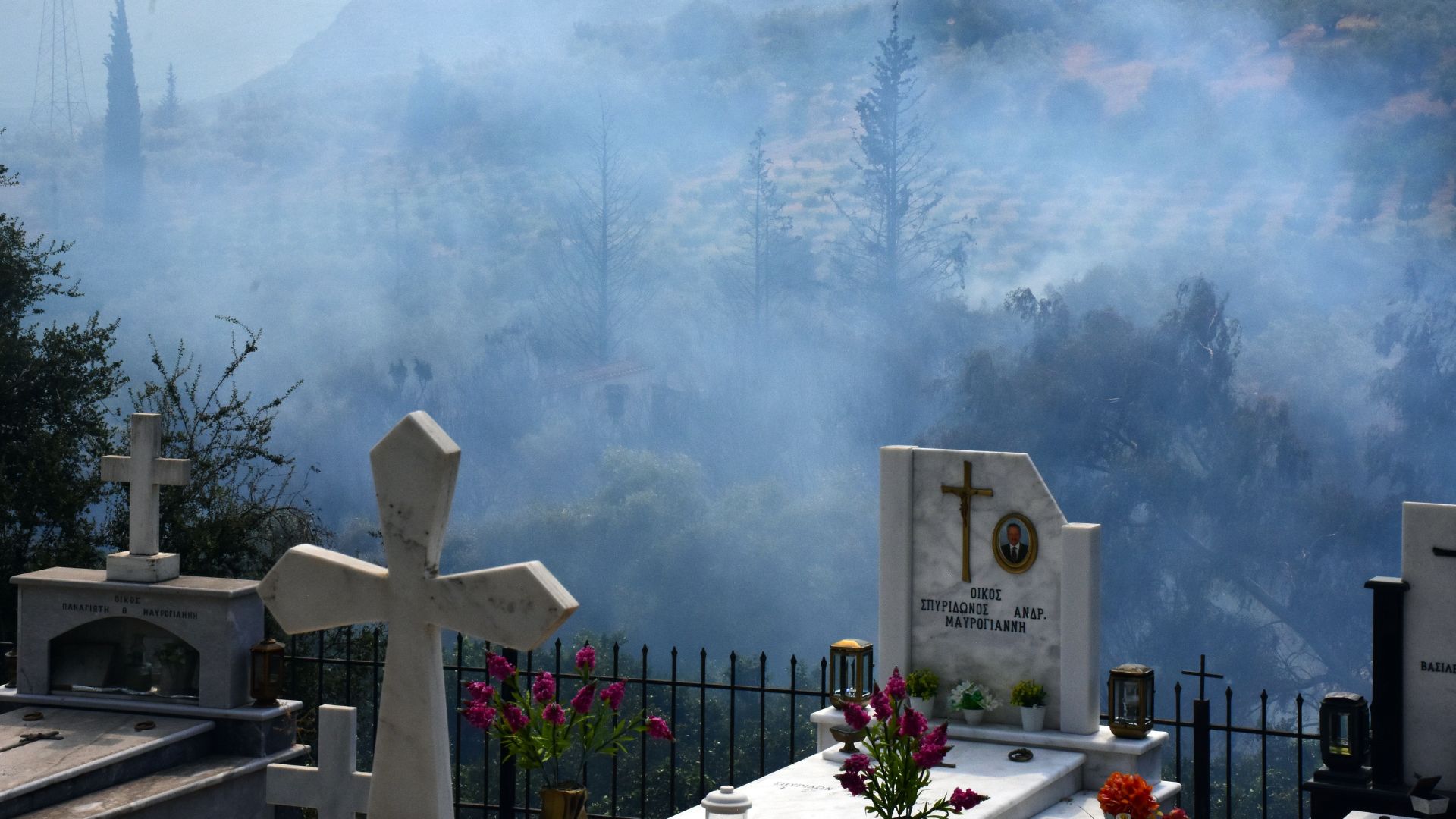 Κρήτη: Άγριος καβγάς σε νεκροταφείο – Αδέρφια πιάστηκαν στα χέρια ...
