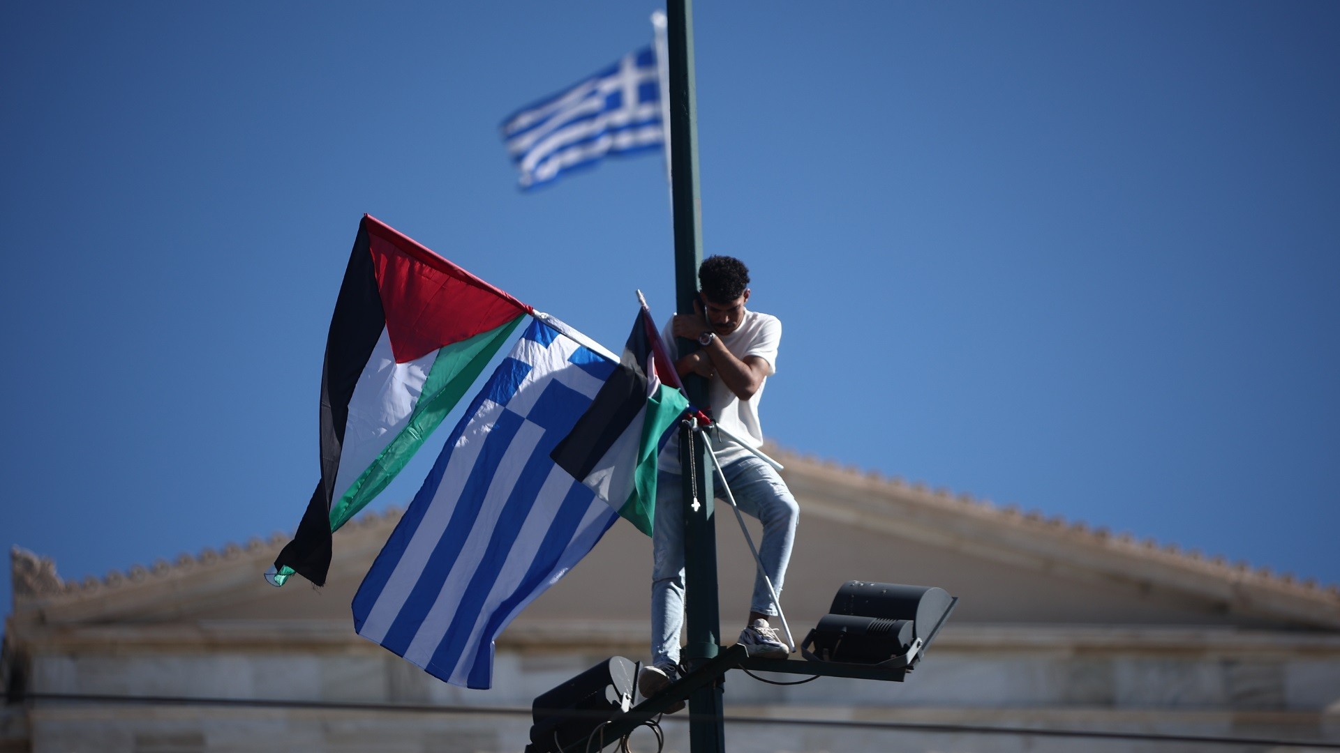 Αντιδράσεις για την προσαγωγή του 22χρονου που ύψωσε την ελληνική και ...