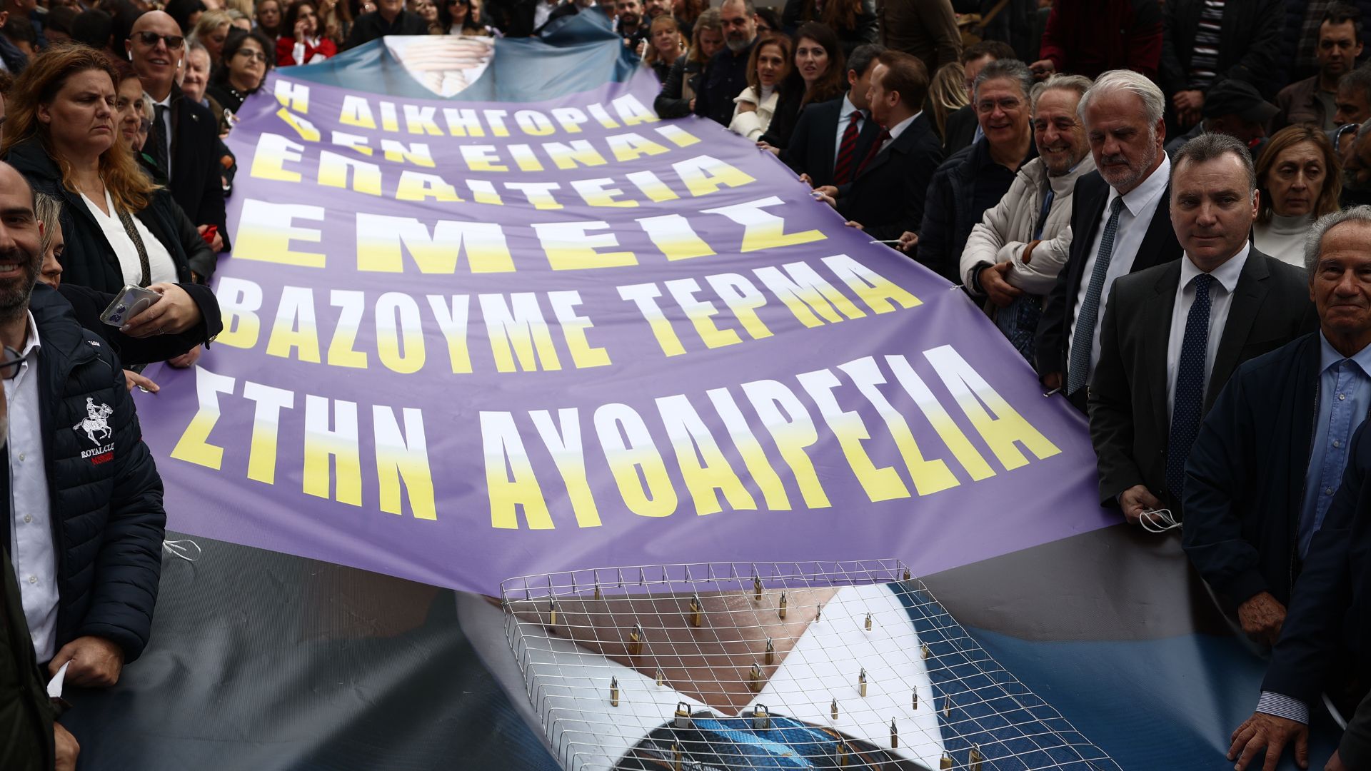 Στους δρόμους οι ελεύθεροι επαγγελματίες για το νέο φορολογικό ...