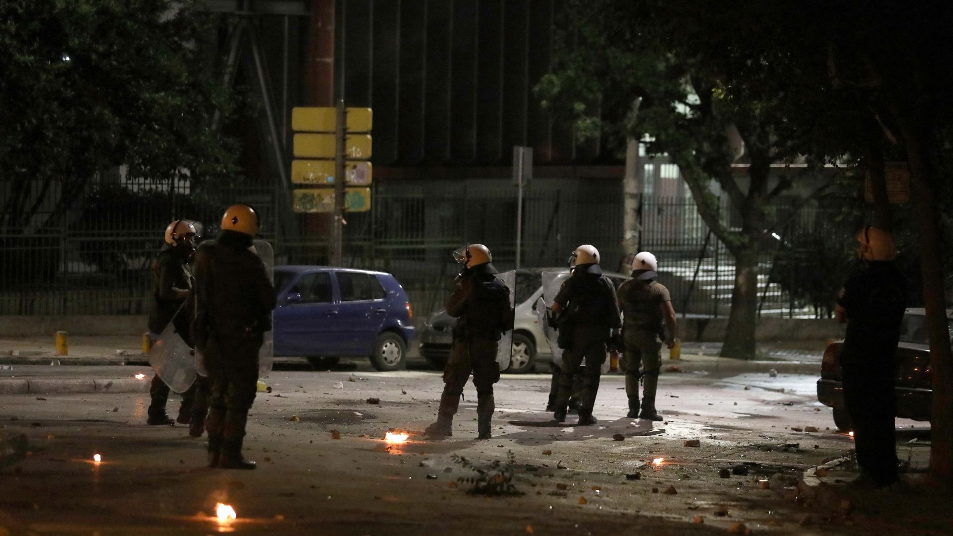 Θεσσαλονίκη: Επεισόδια με πετροπόλεμο και δακρυγόνα έξω από το ΑΠΘ ...