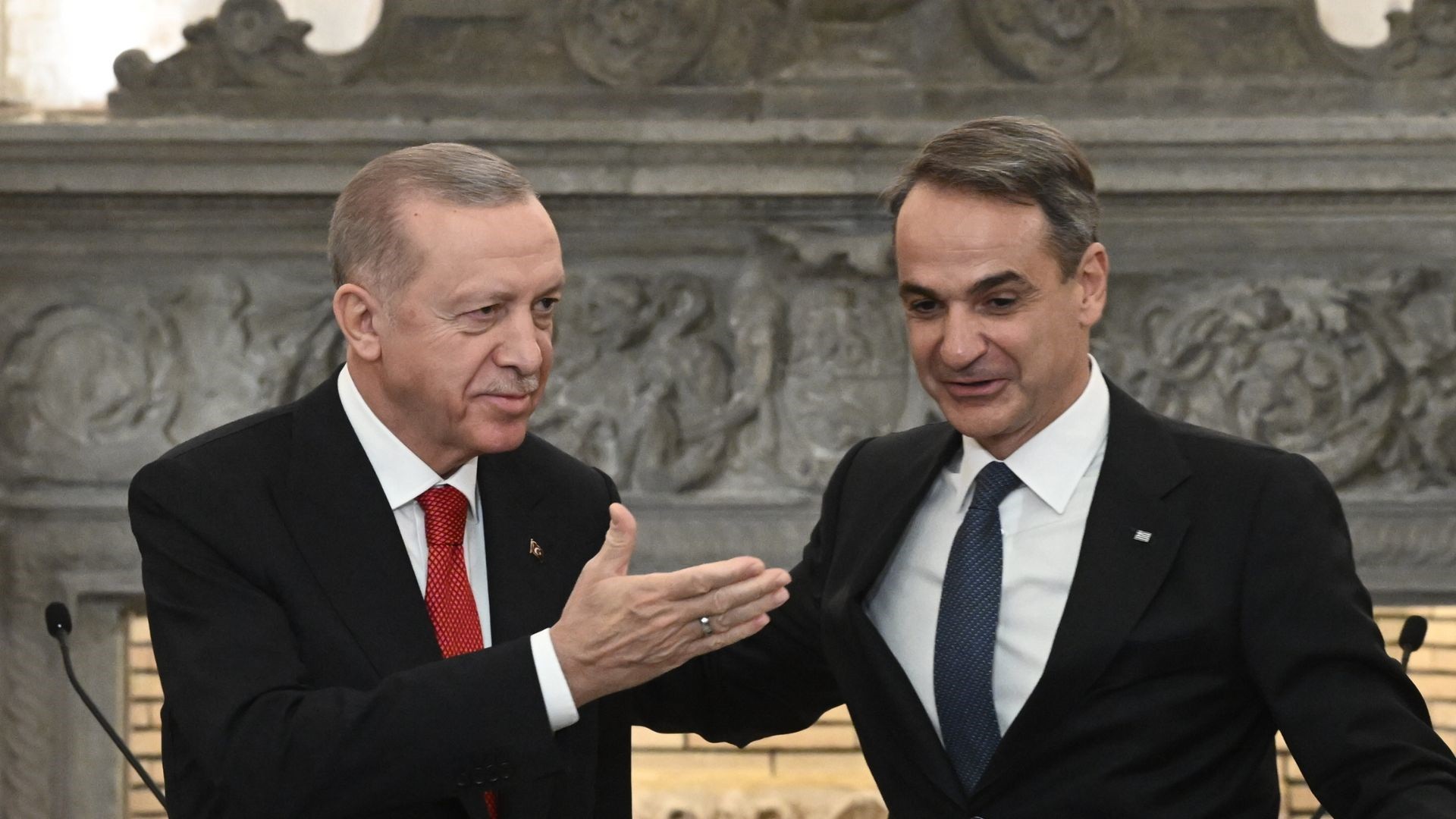 Η υπόκλιση Γεραπετρίτη, οι μουσουλμάνοι βουλευτές που έτρεξαν στον ...