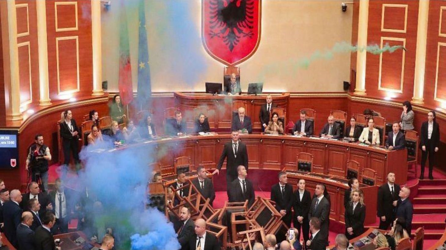 Αλβανία: Χάος και αναρχία στη Βουλή – Καπνογόνα και δυναμιτάκια από την ...