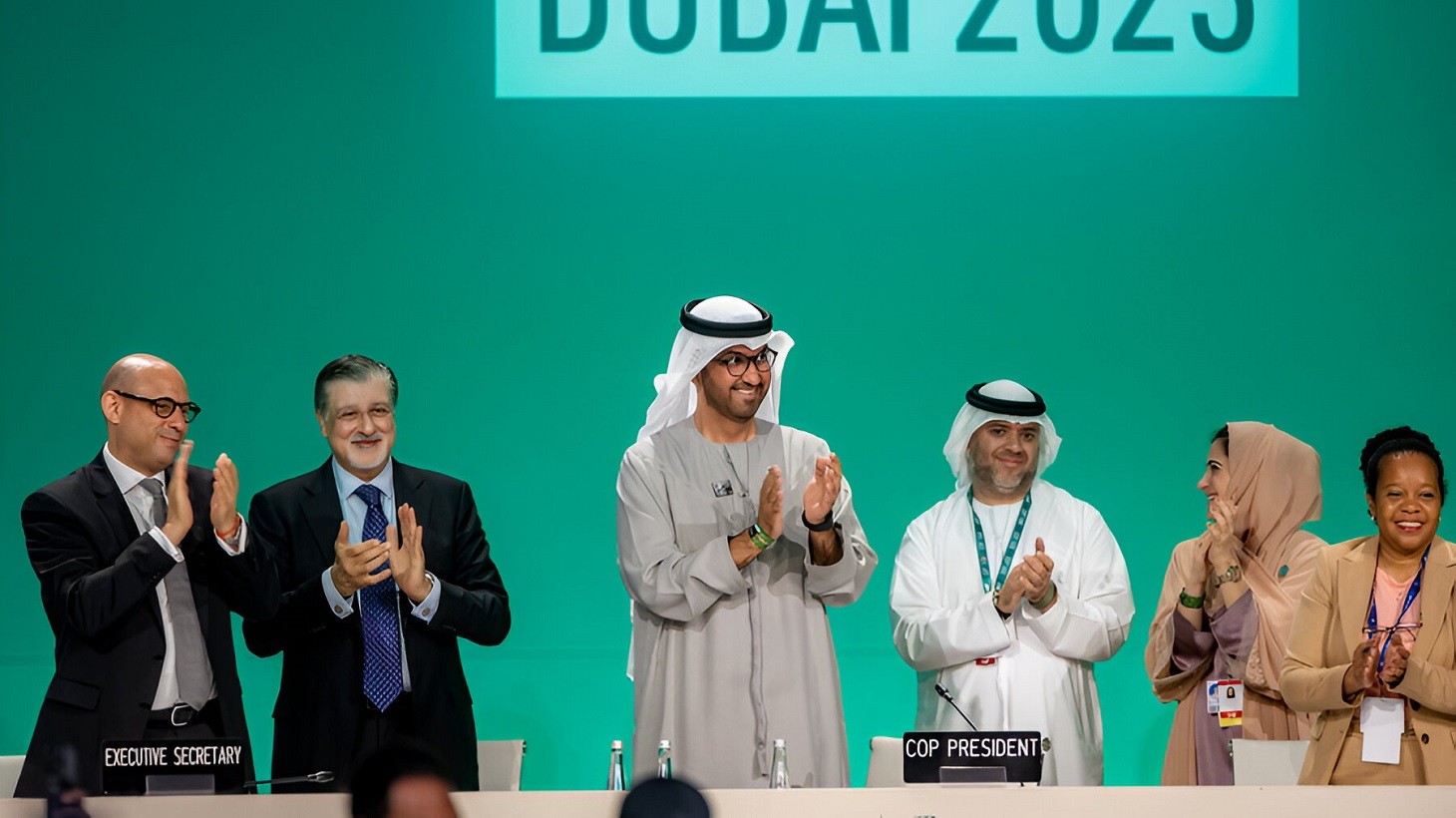 COP28: Οι χώρες όλου του κόσμου ενέκριναν ομόφωνα ιστορική συμφωνία για ...