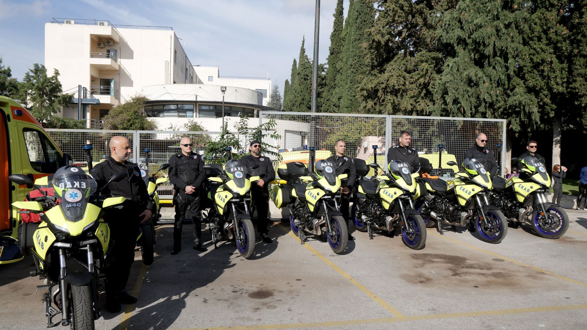 ΕΚΑΒ: Παρέλαβε 20 μηχανές και 8 κινητές μονάδες ταχείας επέμβασης ...