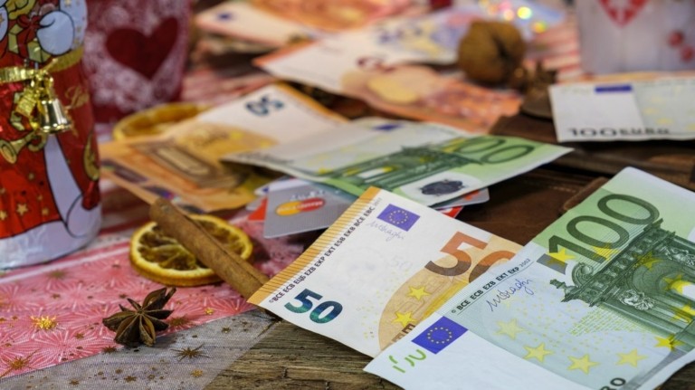 ΑΑΔΕ: Έγινε η κλήρωση της Χριστουγεννιάτικης φορολοταρίας – Δείτε αν ...