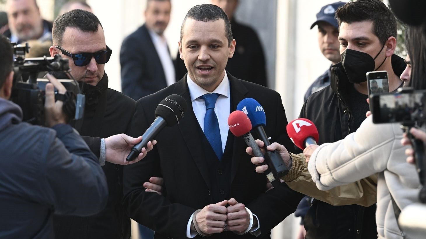 Ηλίας Κασιδιάρης: Με αστυνομική προστασία και χειροπέδες ορκίστηκε ...