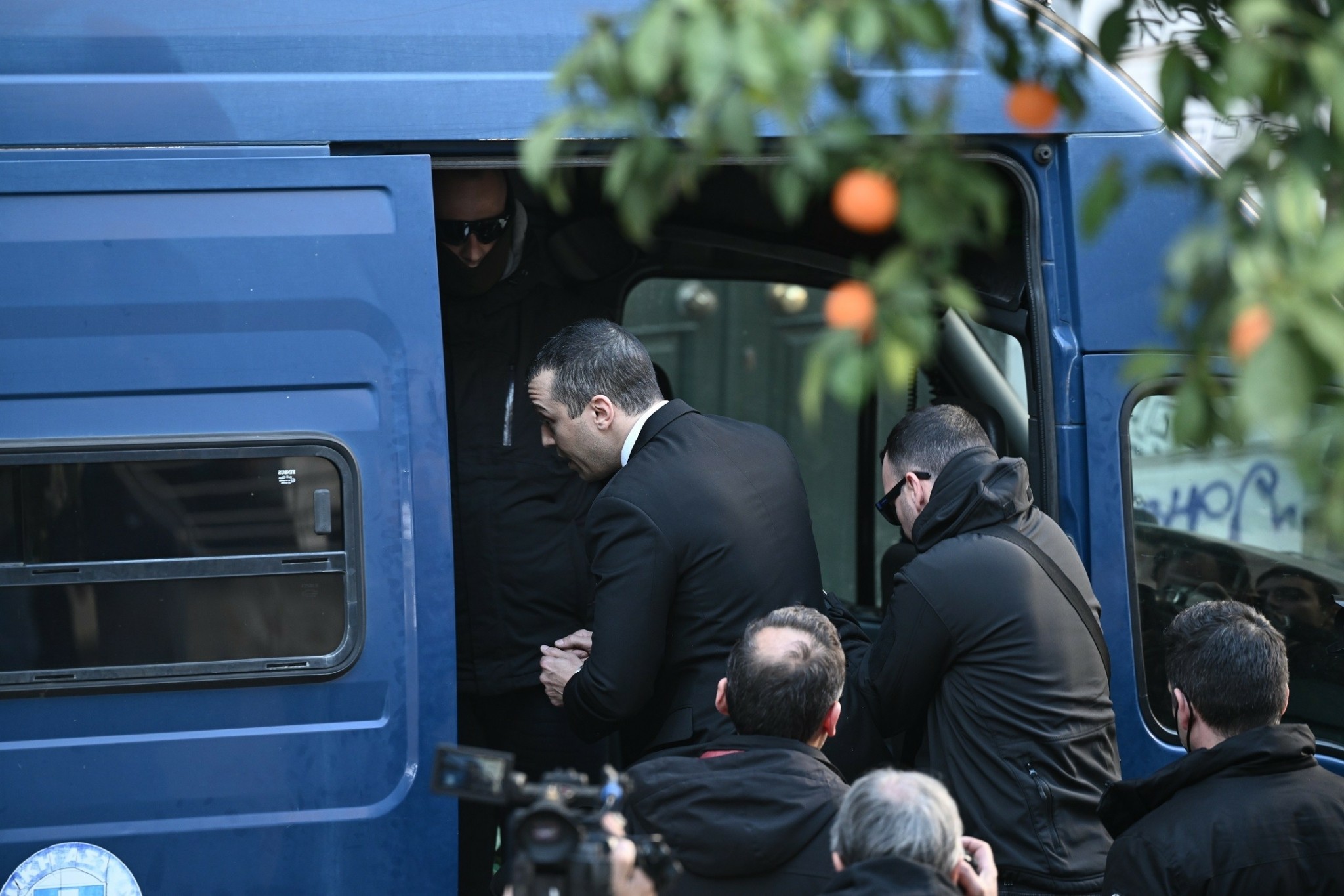 Ηλίας Κασιδιάρης: Με αστυνομική προστασία και χειροπέδες ορκίστηκε ...