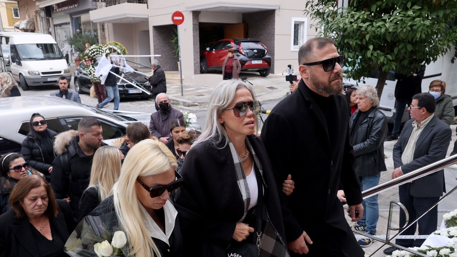 Κηδεία Νίκου Φλωρινιώτη: Θρήνος στο τελευταίο «αντίο» – Υποβασταζόμενες ...