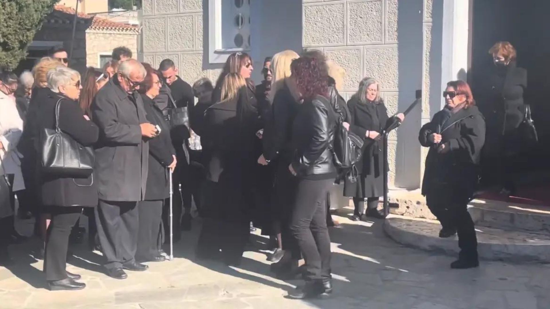 Σαλαμίνα: Οδύνη στην κηδεία της 43χρονης – «Συγγνώμη που δεν σε ...