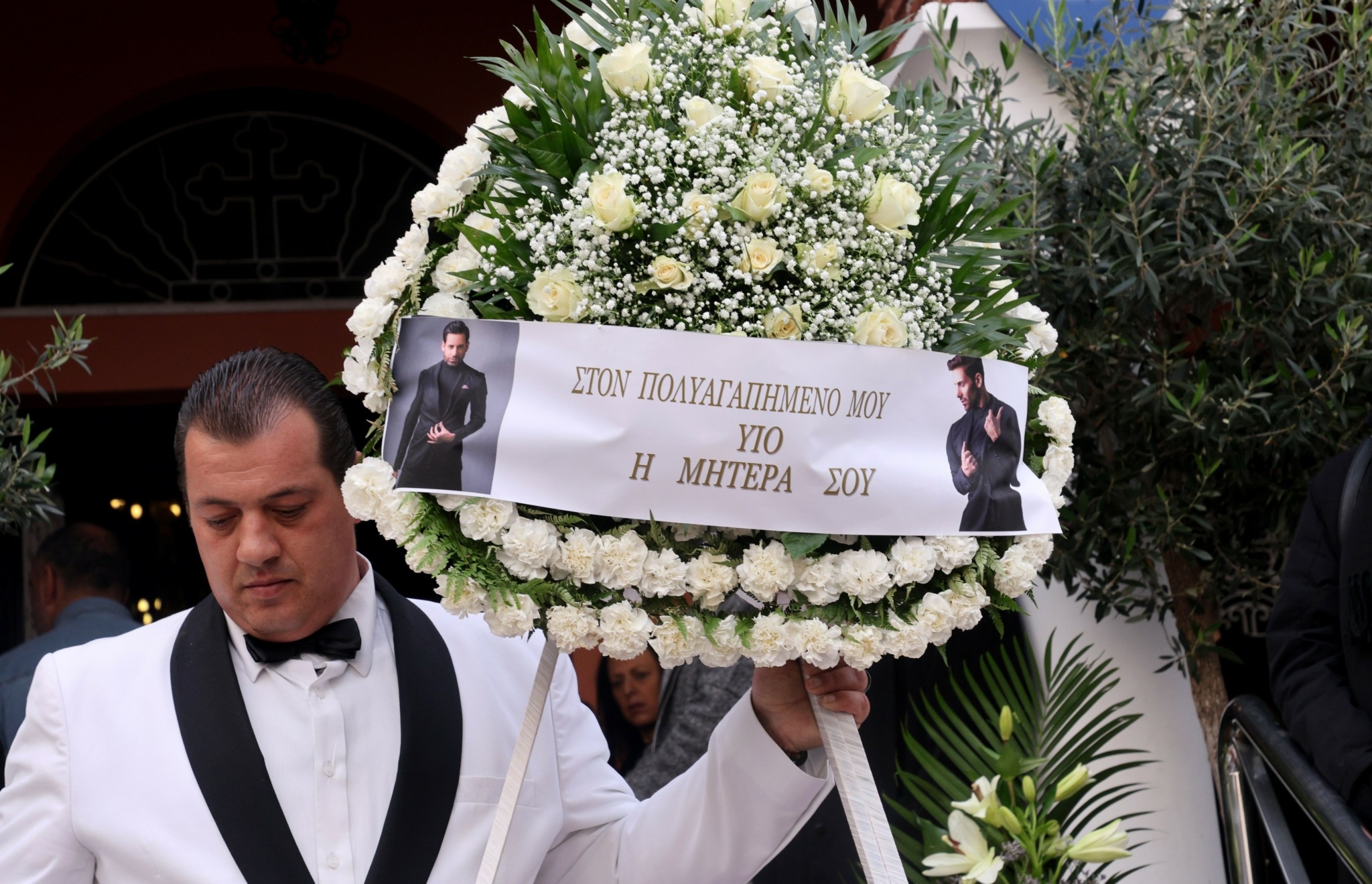 Κηδεία Νίκου Φλωρινιώτη: Θρήνος στο τελευταίο «αντίο» – Υποβασταζόμενες ...