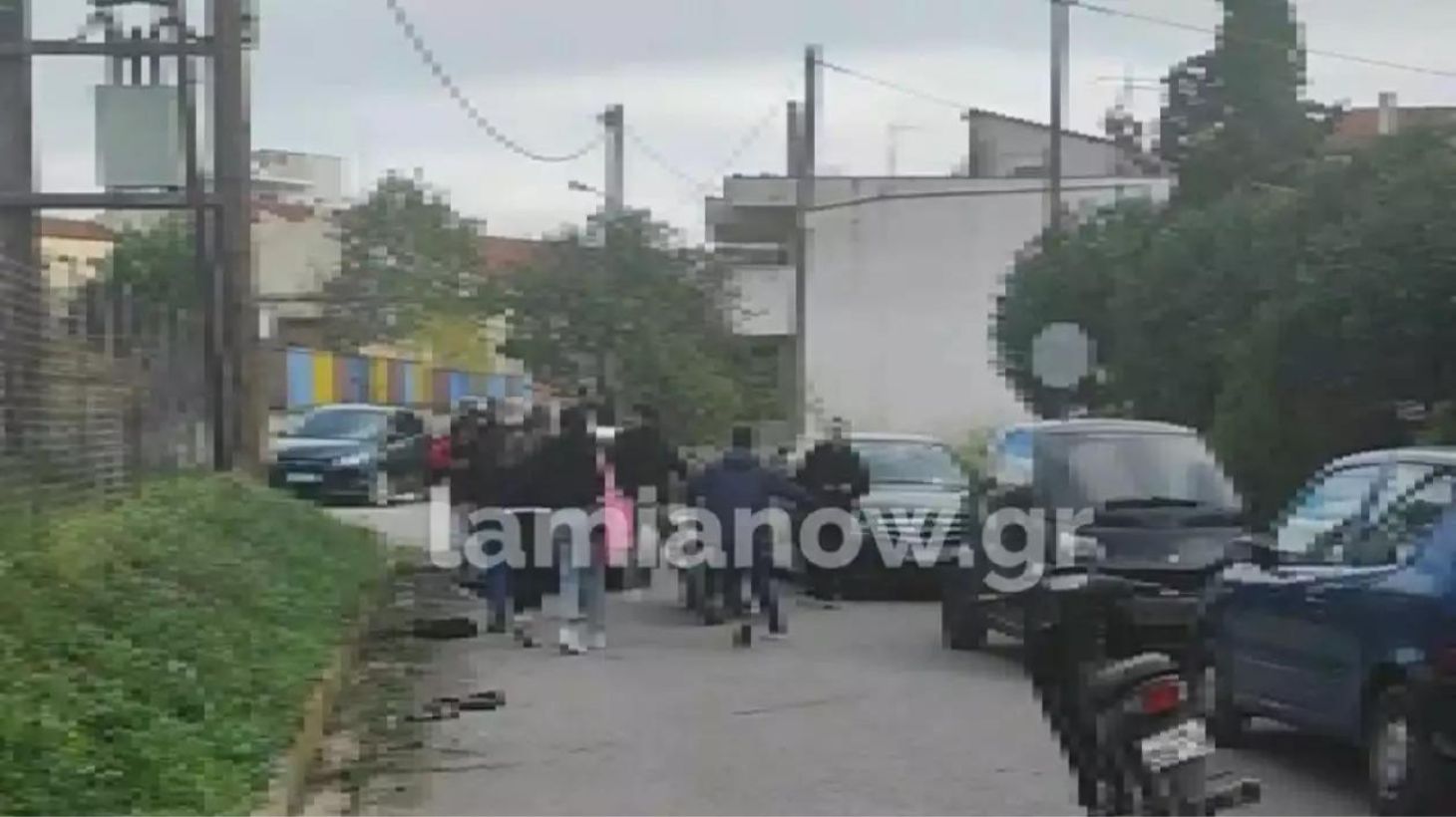 Λαμία: Συμπλοκή μαθητών έξω από σχολείο της πόλης (Video) | topontiki.gr