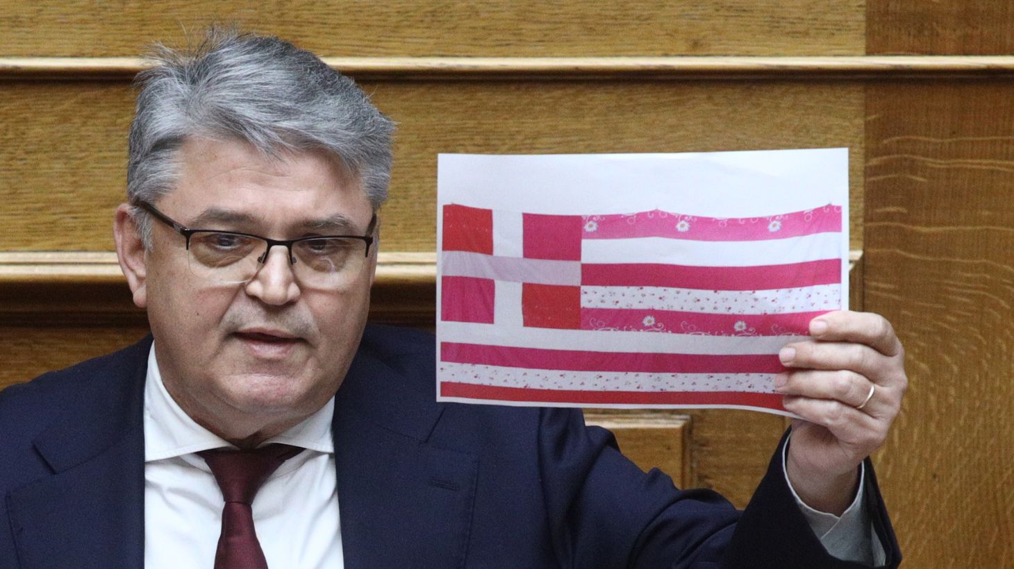 Νατσιός: «Η σημαία αλλάζει χρώμα μόνον όταν βαφτεί κόκκινη από το αίμα ...