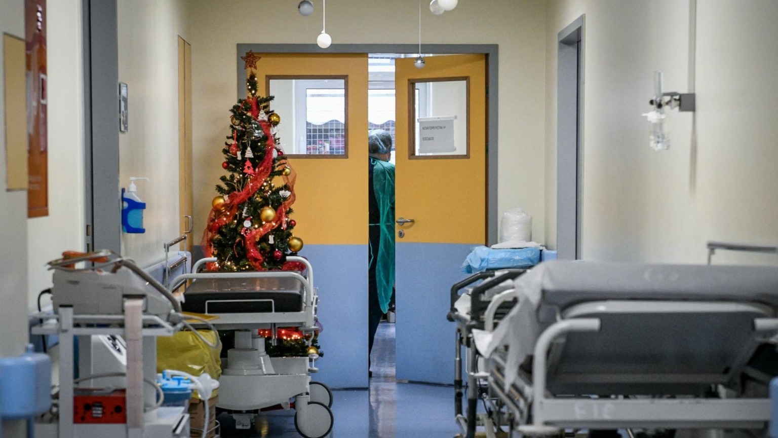 Νευροχειρουργός του ΕΣΥ βγάζει στον αέρα τη μισθοδοσία του και προκαλεί ...