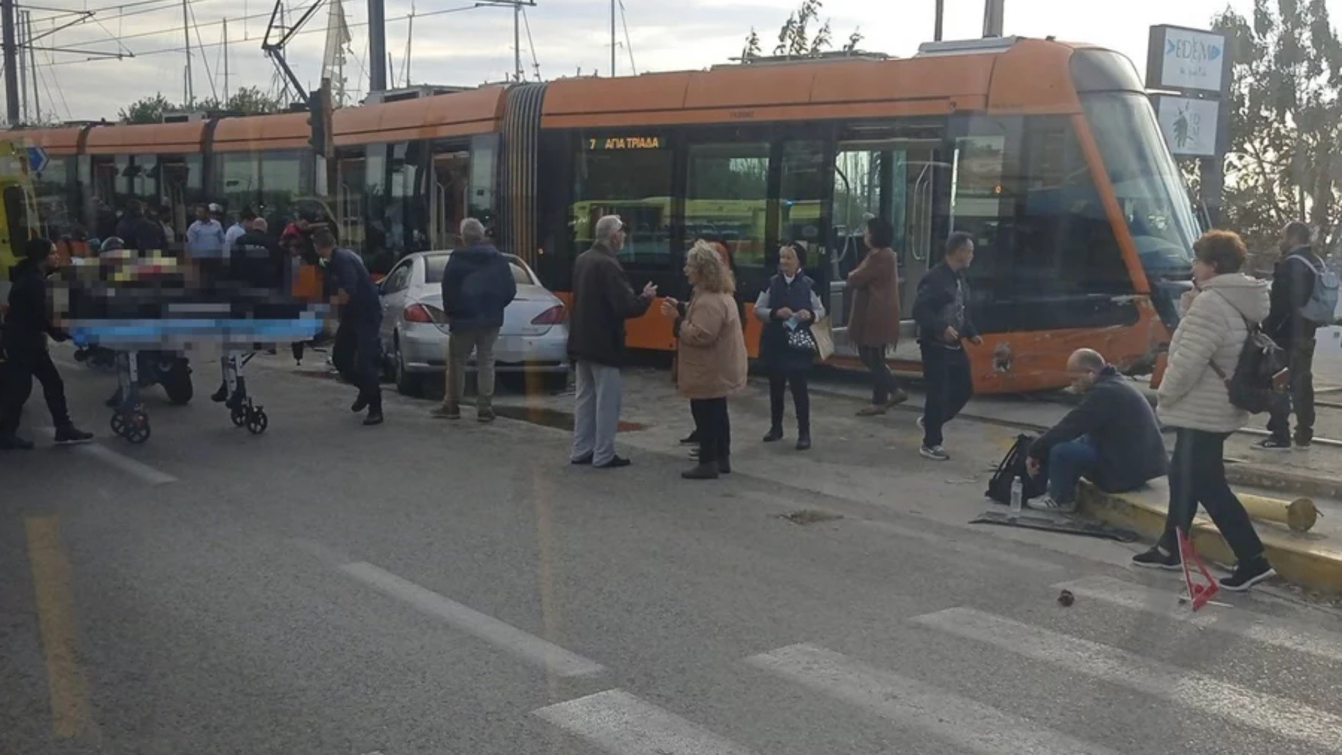 Παλαιό Φάληρο: Το αυτοκίνητο χτύπησε πεζούς και στη συνέχεια ...