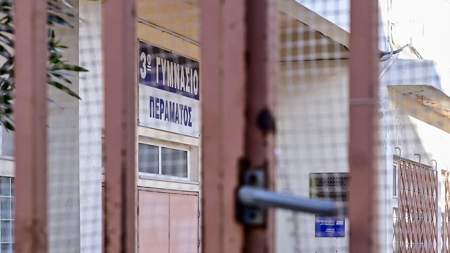 Πέραμα: «Γλίστρησε και ακούσαμε ένα “μπαμ”» – Συμμαθήτρια της 14χρονης ...
