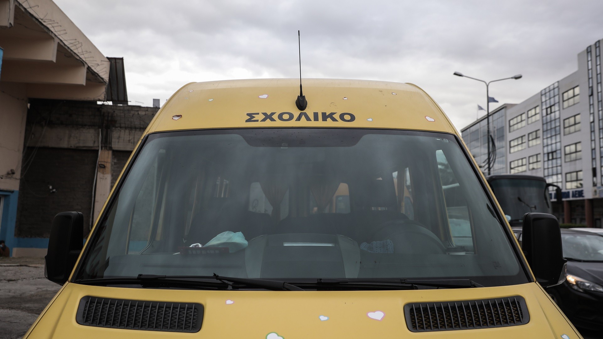 Νίκαια: Έξι παιδιά τραυματίστηκαν σε καραμπόλα σχολικού λεωφορείου με ...