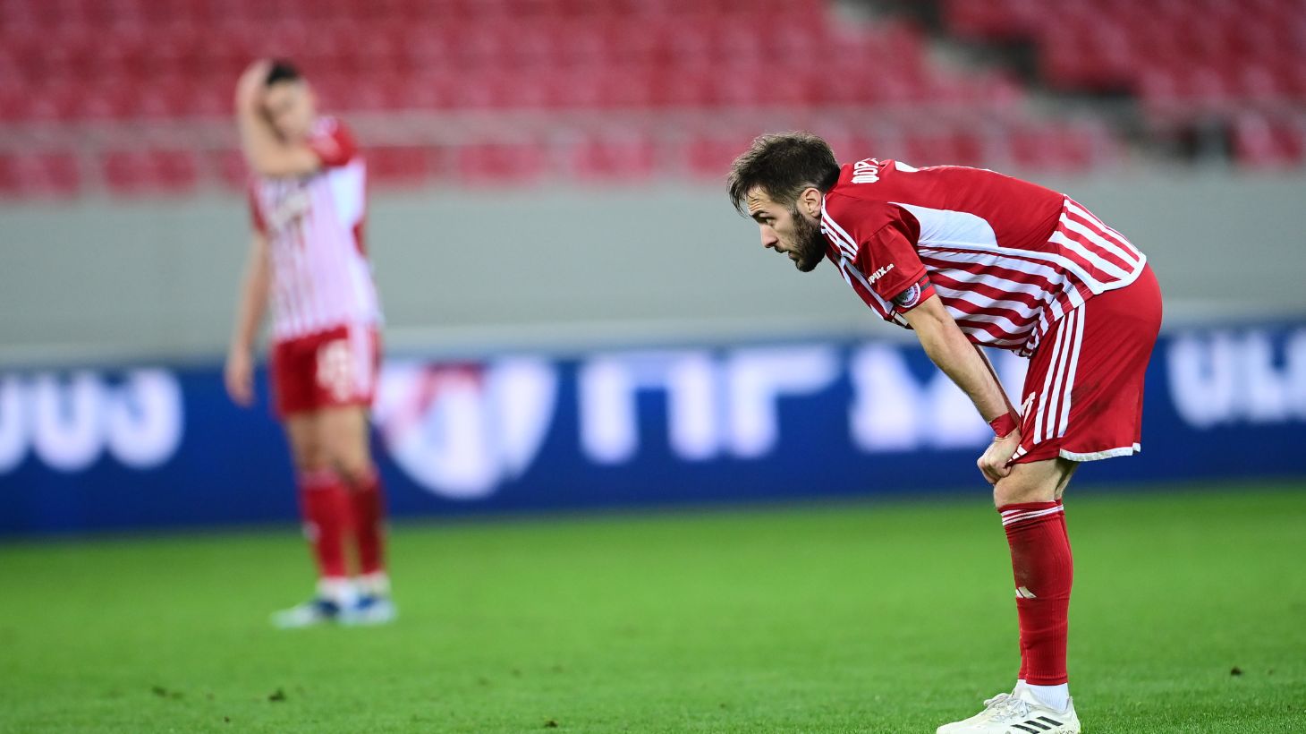 Super League: Η ΑΕΚ έβγαλε νοκ αουτ τον Ολυμπιακό στο Καραϊσκάκη ...