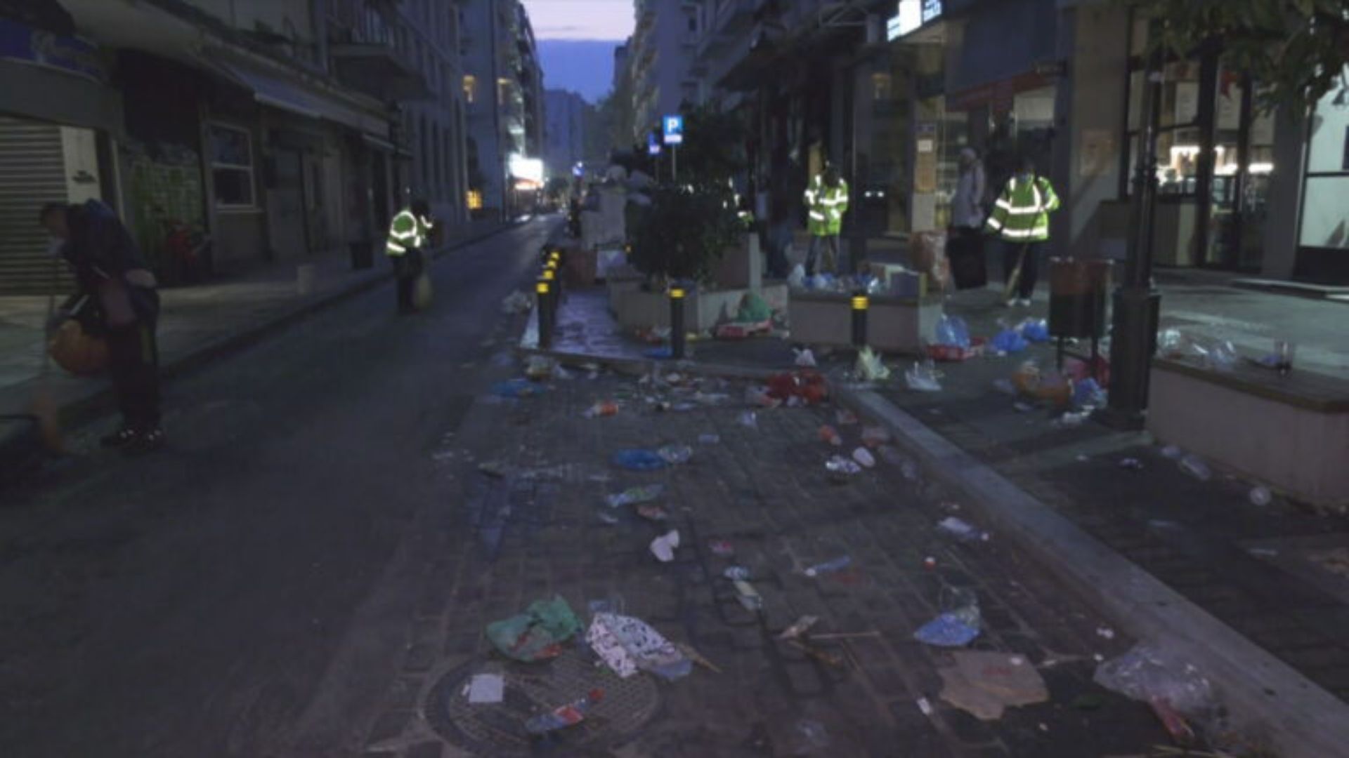 Θεσσαλονίκη: Σκουπιδότοποι οι δρόμοι στο κέντρο μετά την Πρωτοχρονιά ...