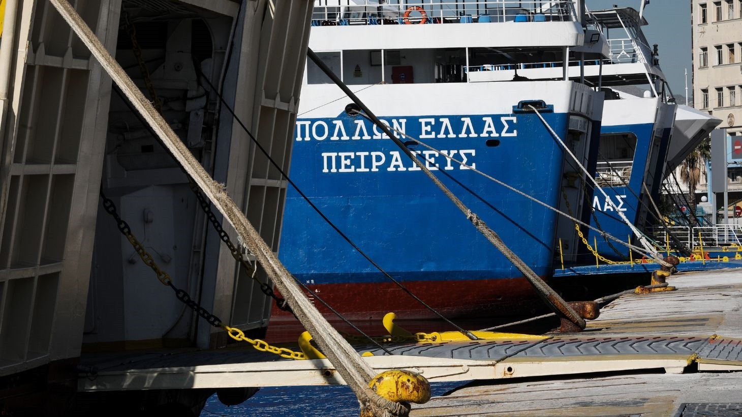 Λιμάνι Πειραιά: Μηχανική βλάβη στο πλοίο «Απόλλων Ελλάς» | topontiki.gr