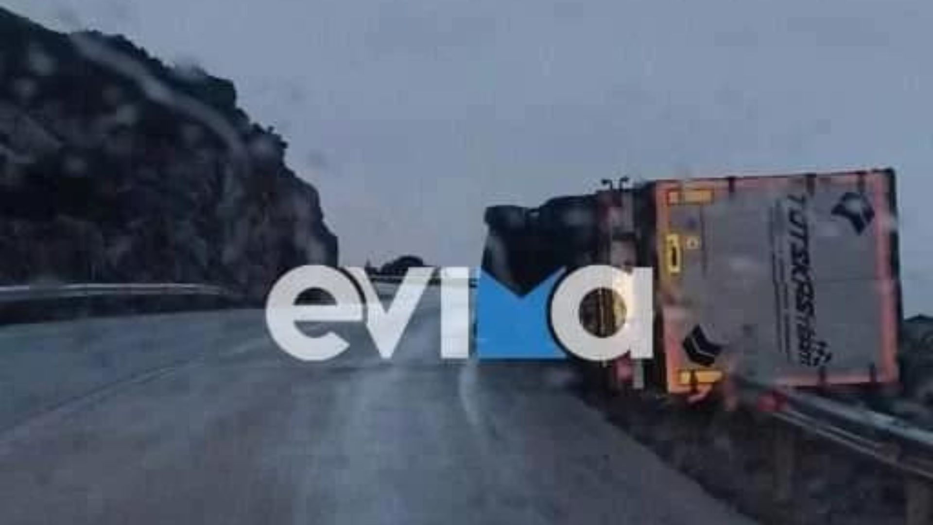 Τροχαίο-σοκ στην Εύβοια: Νταλίκα κρέμεται σε γκρεμό – Ντελαπάρισε από ...