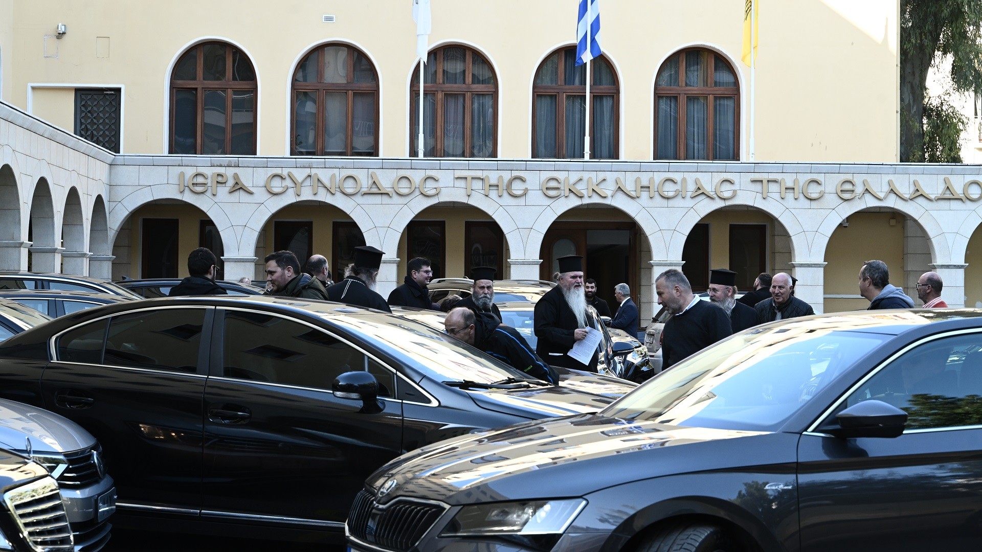 Ομόφυλα ζευγάρια: Διχασμός στην Ιεραρχία για τη βάπτιση – Τι σημαίνει η ...