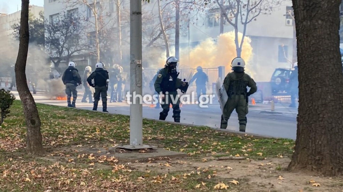 Θεσσαλονίκη: Επεισόδια έξω από το ΑΠΘ μεταξύ κουκουλοφόρων και ΜΑΤ ...