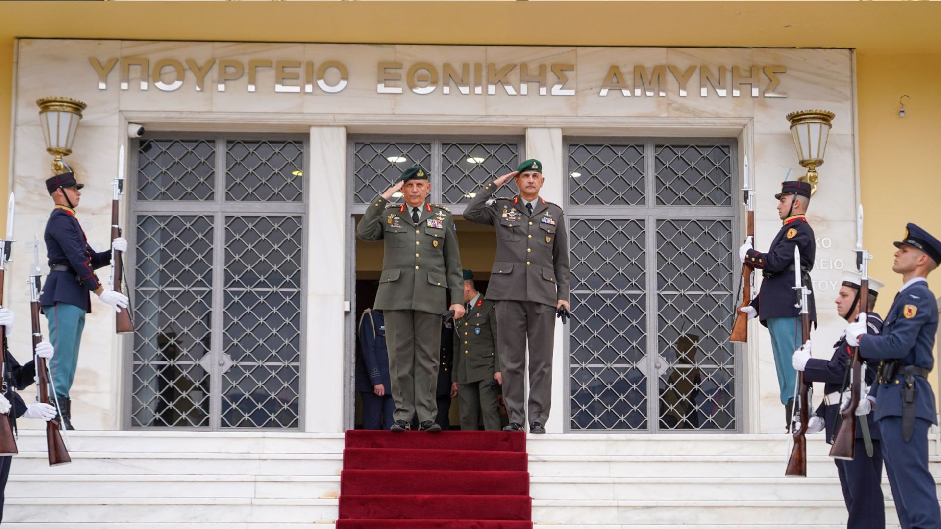 Πώς υποδέχτηκαν τον νέο Αρχηγό ΓΕΕΘΑ – Κατάθεση στεφάνου στο Μνημείο ...