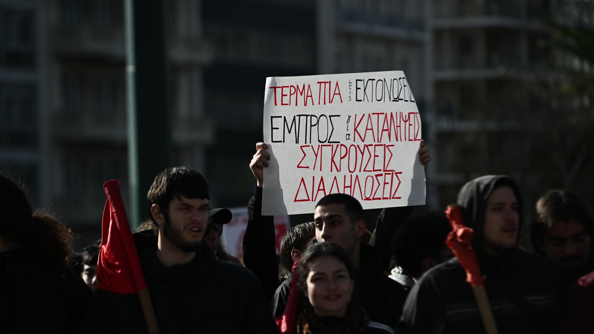 Ψηφιακές εξετάσεις στα υπό κατάληψη ΑΕΙ: Κουνάει το δάχτυλο στους ...
